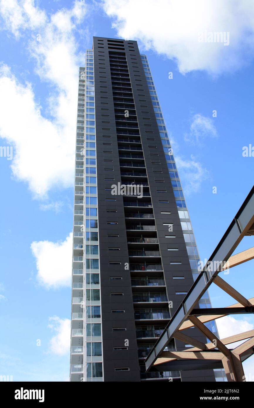 High rise apartment building canada hi-res stock photography and images ...