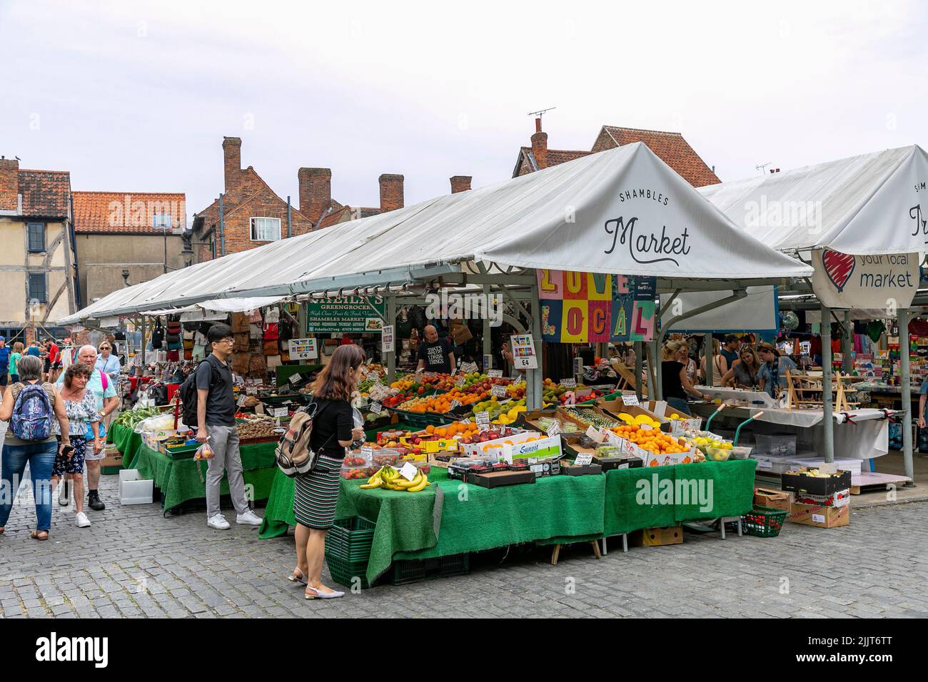 The Shambles market area in York city centre with market traders ...