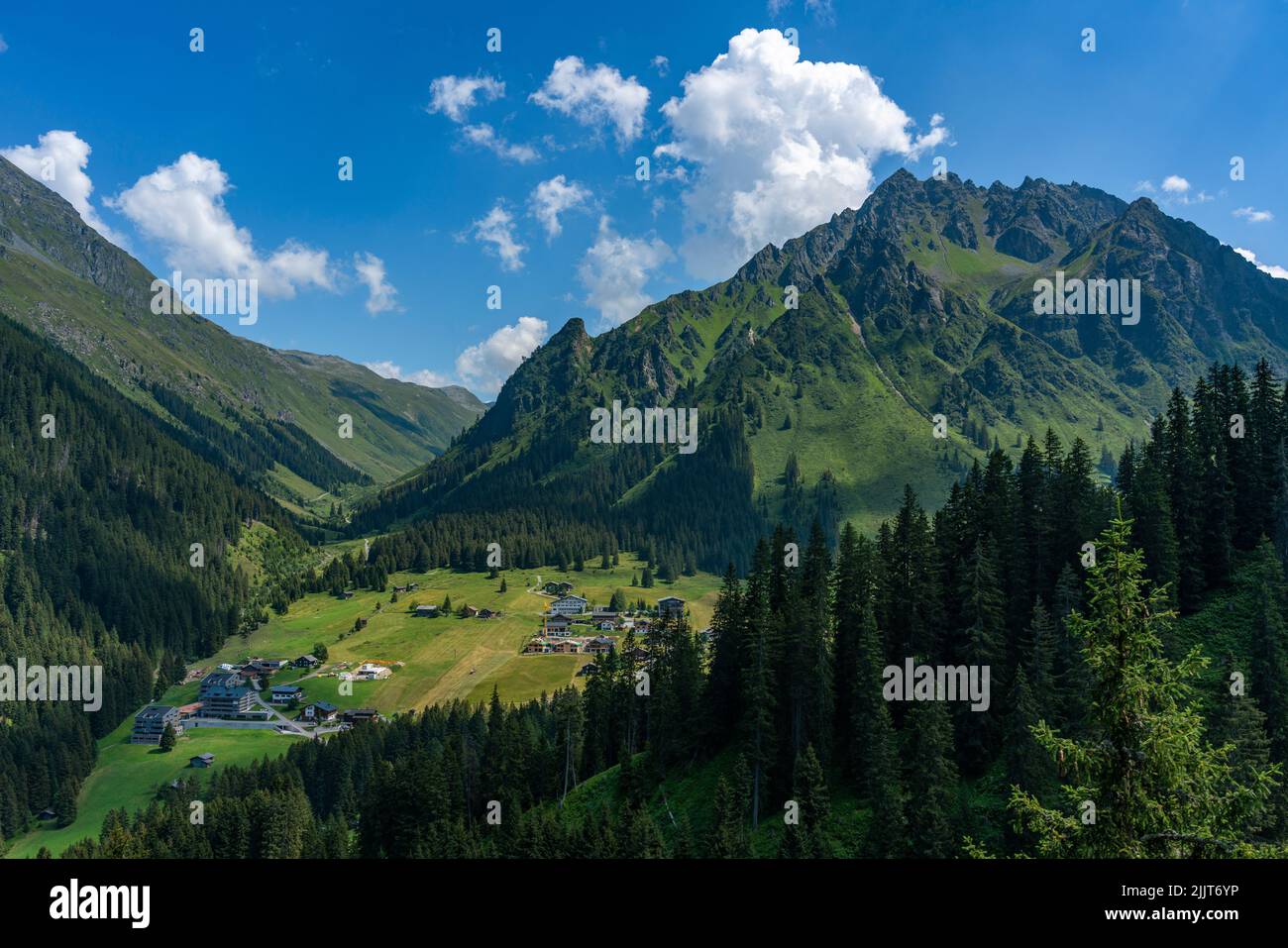 Das Dorf Gargellen im hinteren Montafon, an einem steilen Abhang auf ...