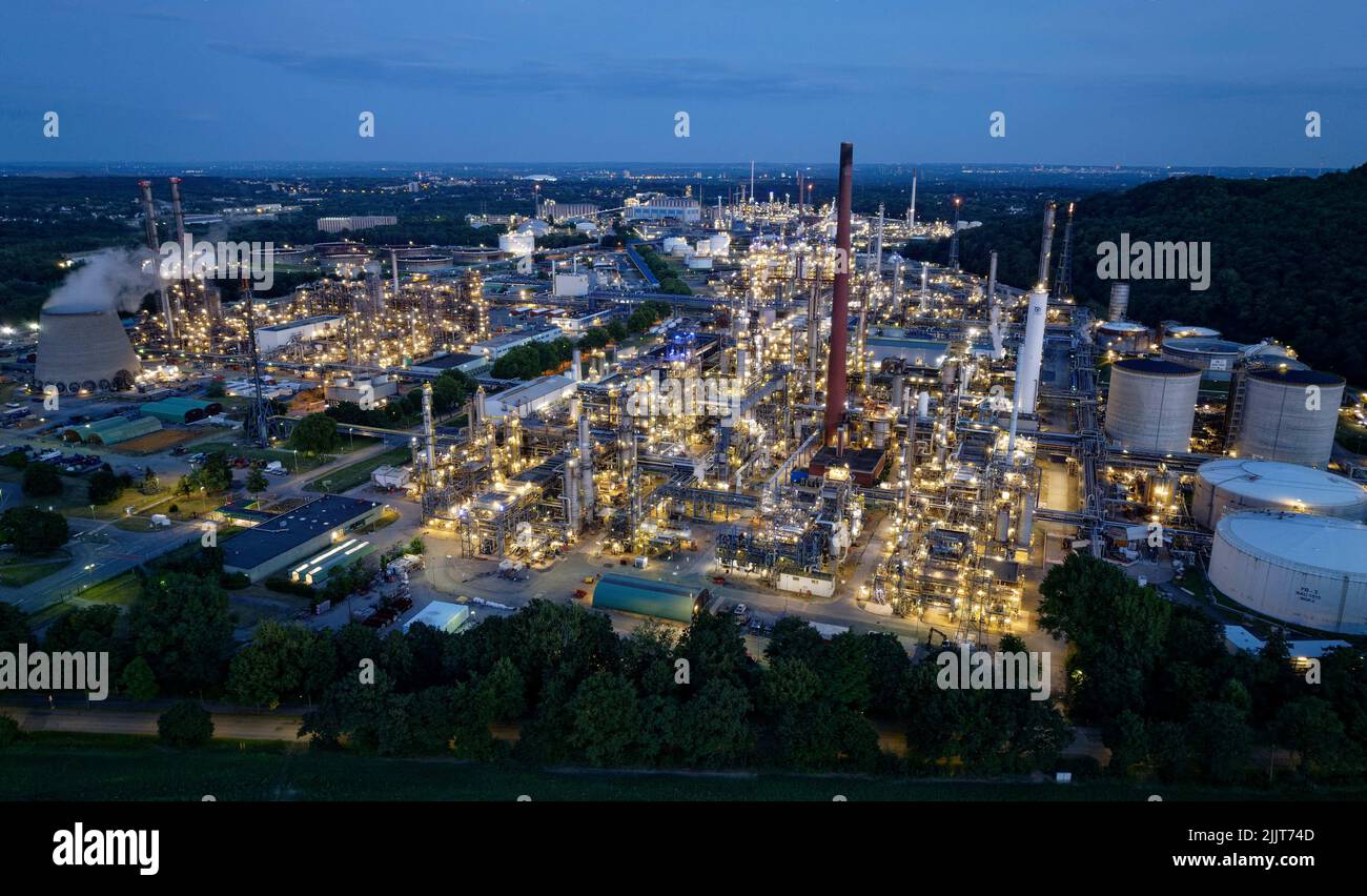 Gelsenkirchen, Germany. 27th July, 2022. The BP refinery facilities in ...