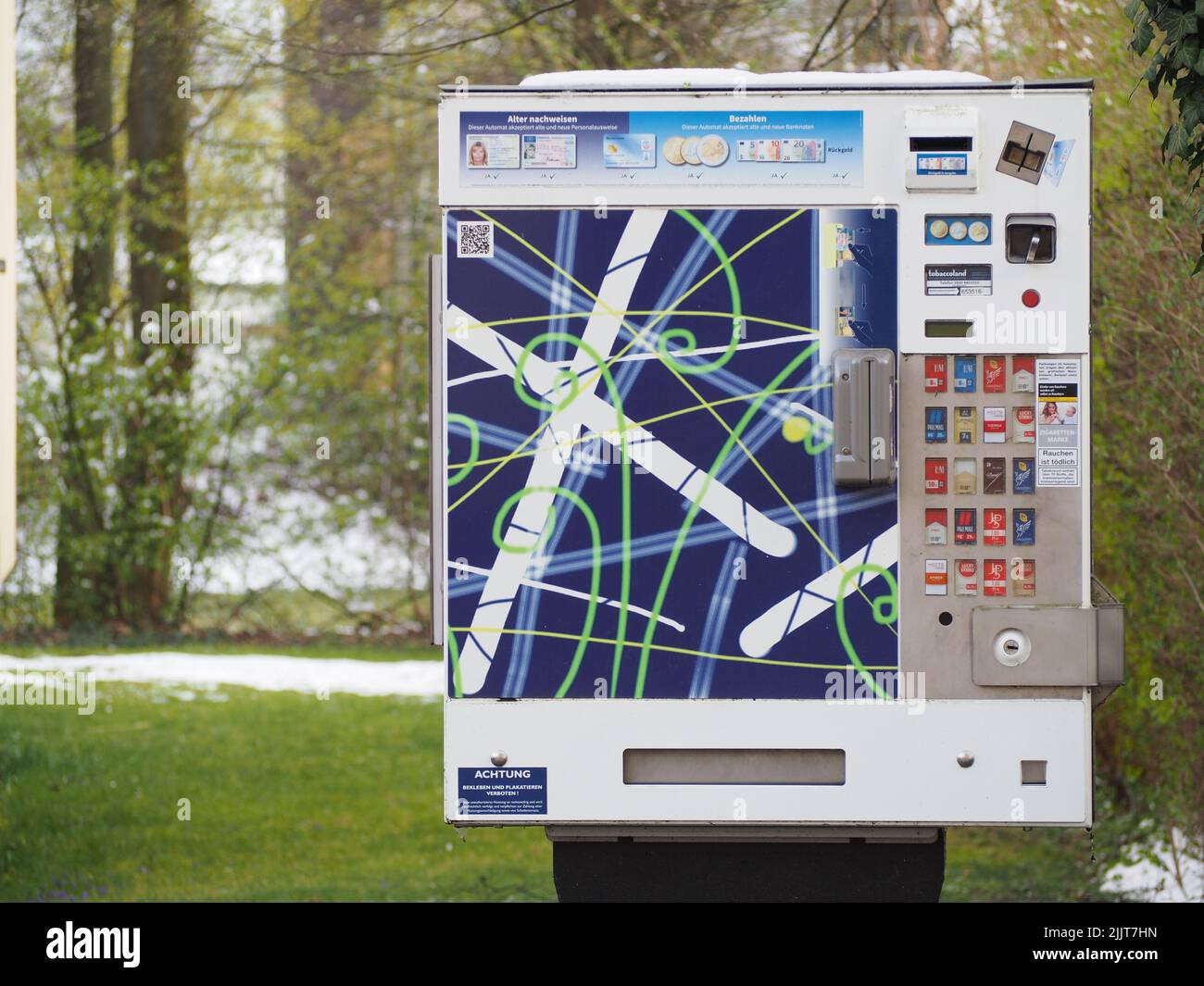 Vending machine cigarettes hi-res stock photography and images - Alamy