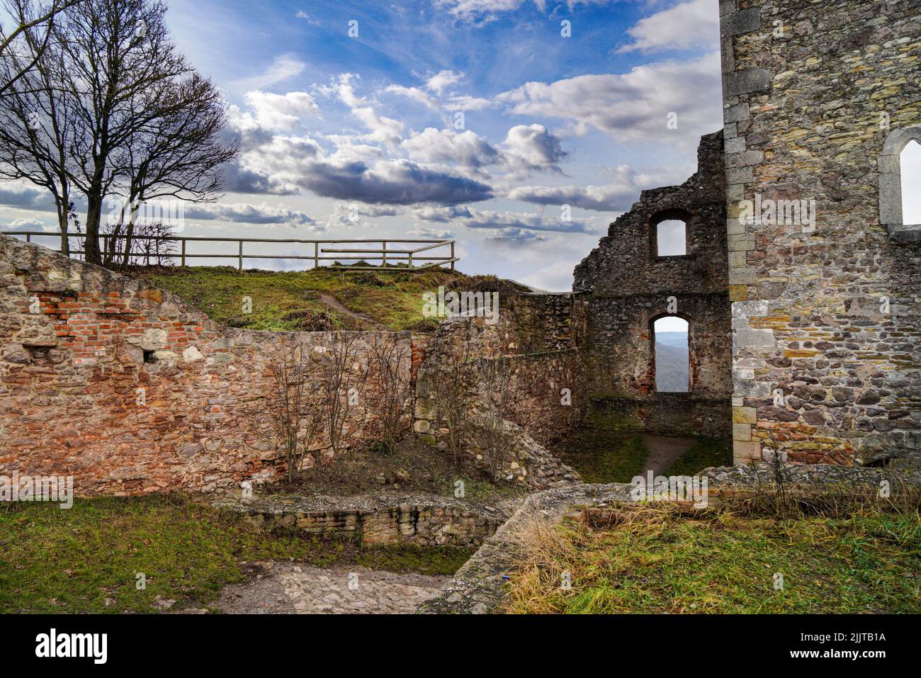 Medieval castle ruins hi-res stock photography and images - Alamy