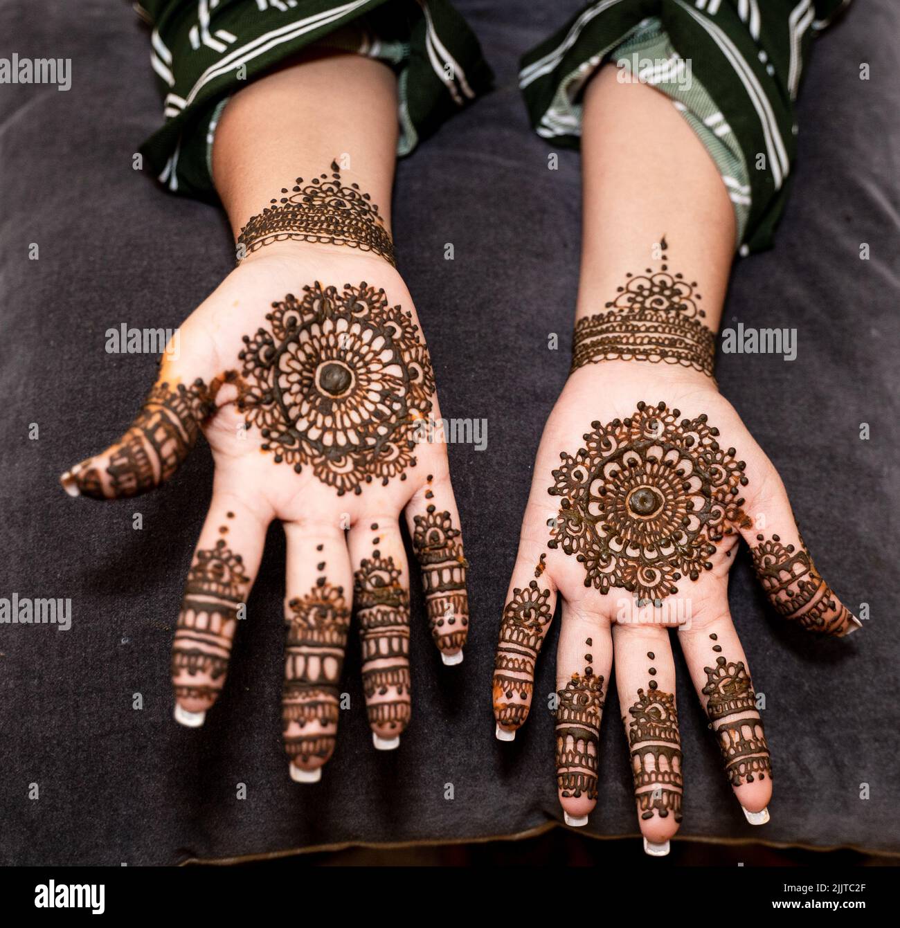 Hands henna design hi-res stock photography and images - Alamy
