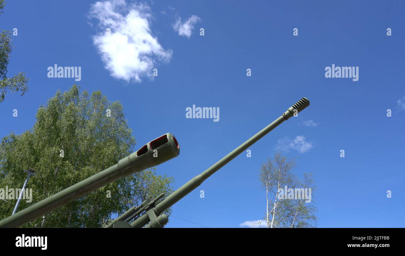 The barrel of the howitzer gun points into the clear blue sky Stock ...
