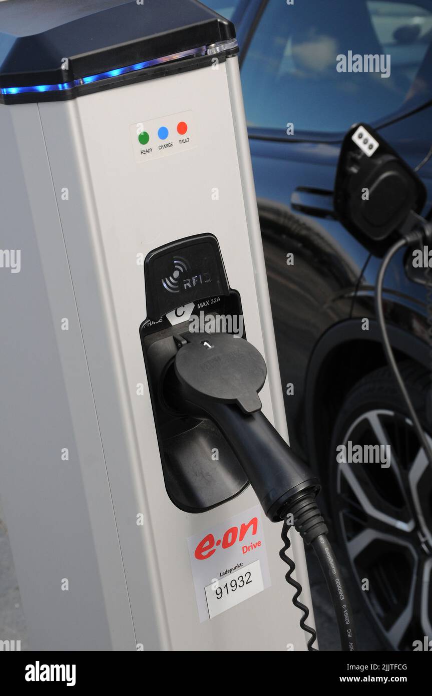 Copenhagen /Denmark/28 July 2022/Many electric autos at recharge point ...