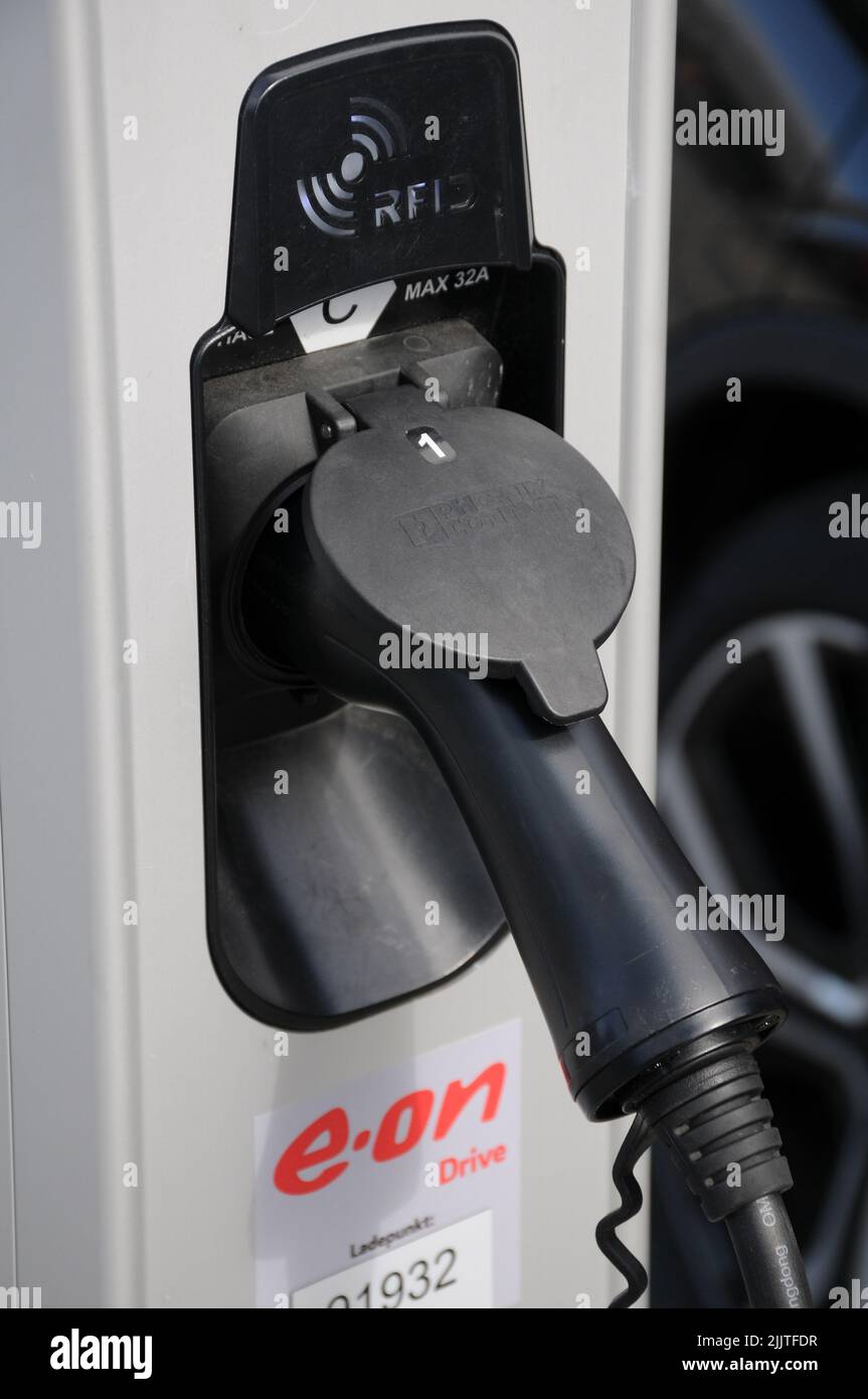 Copenhagen /Denmark/28 July 2022/Many electric autos at recharge point ...