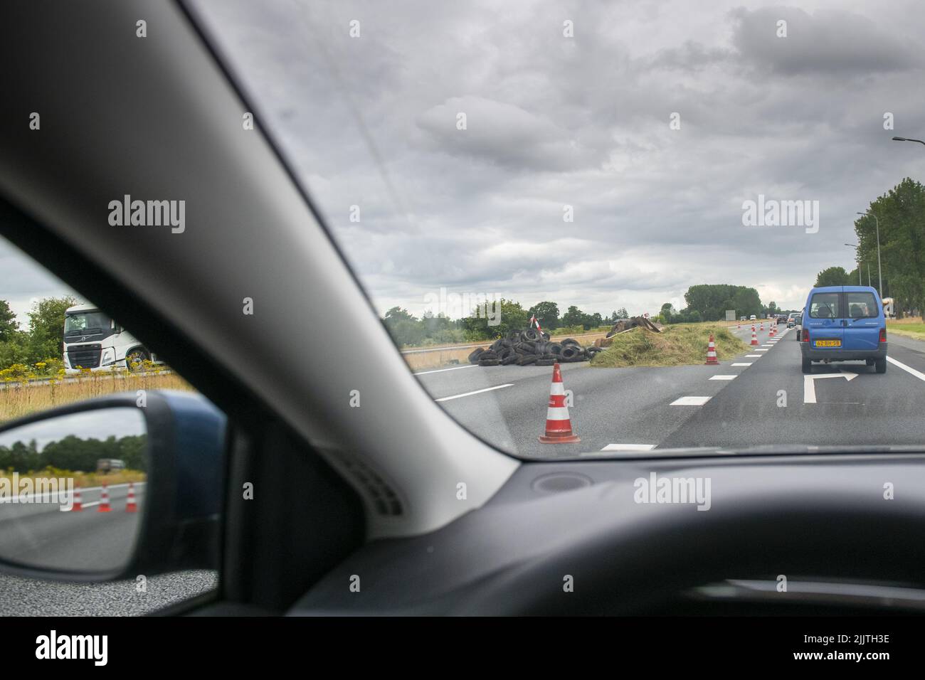 2022-07-28 10:09:39 LEEK - Waste dumped on the A7 between Drachten and ...