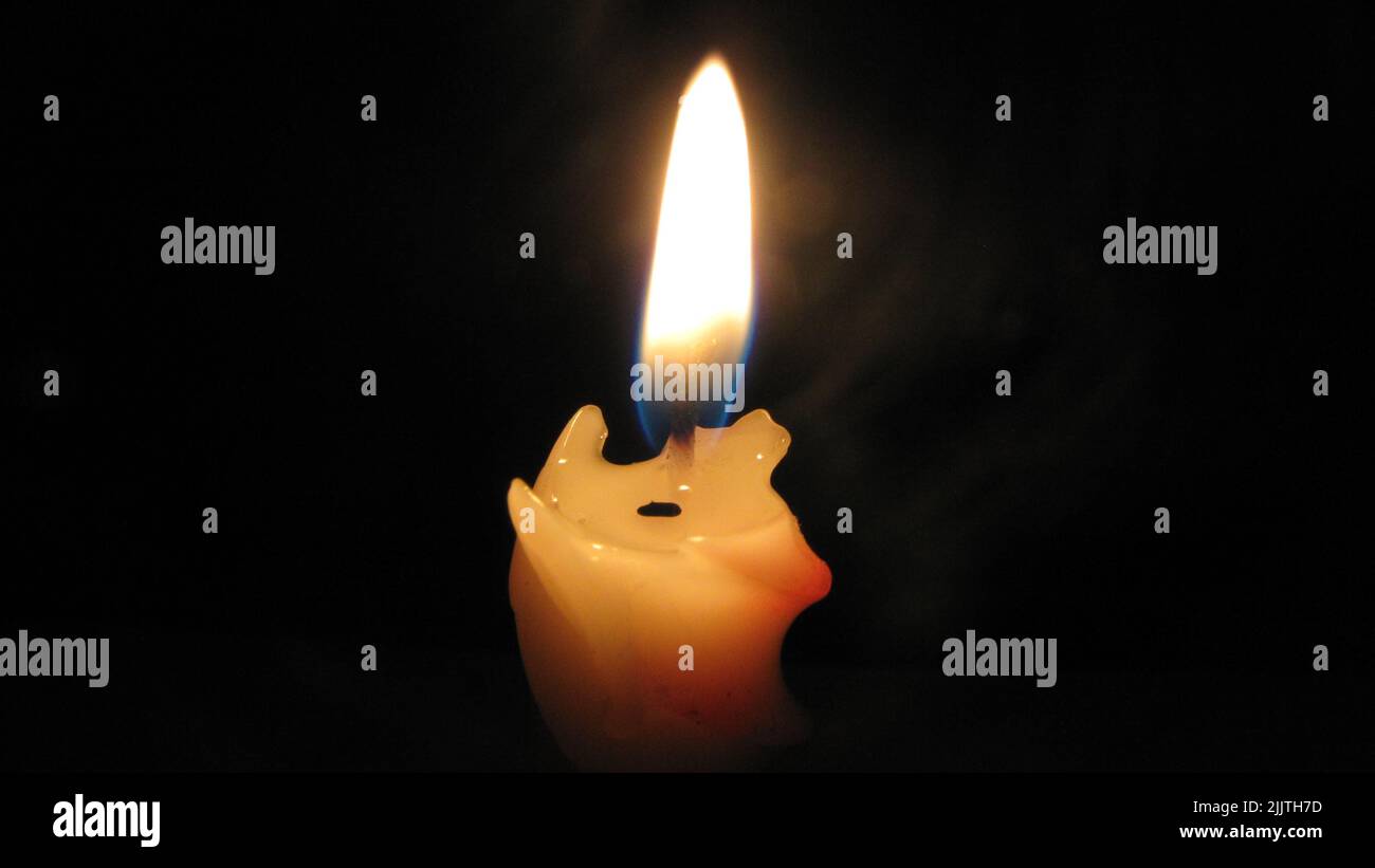 Single candle flame background hi-res stock photography and images - Alamy