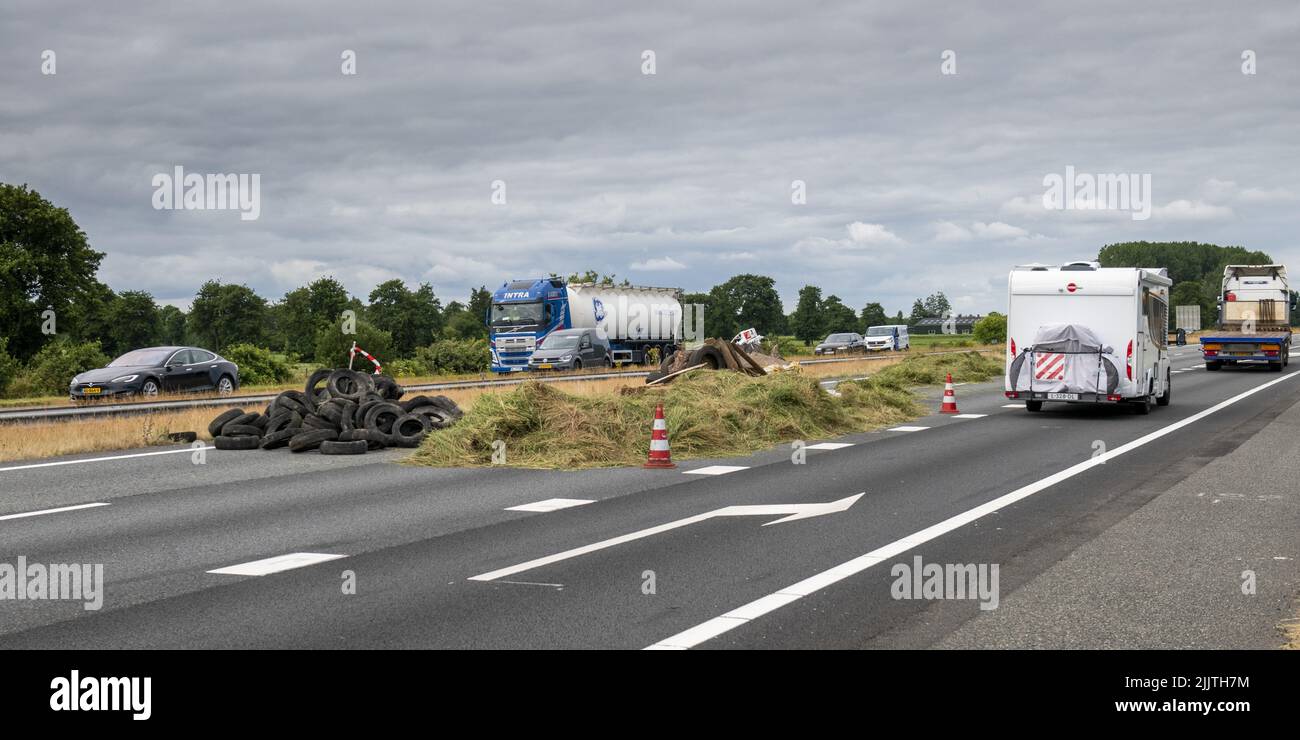 2022-07-28 10:53:20 NIEBERT - Waste dumped on the A7 between Drachten ...