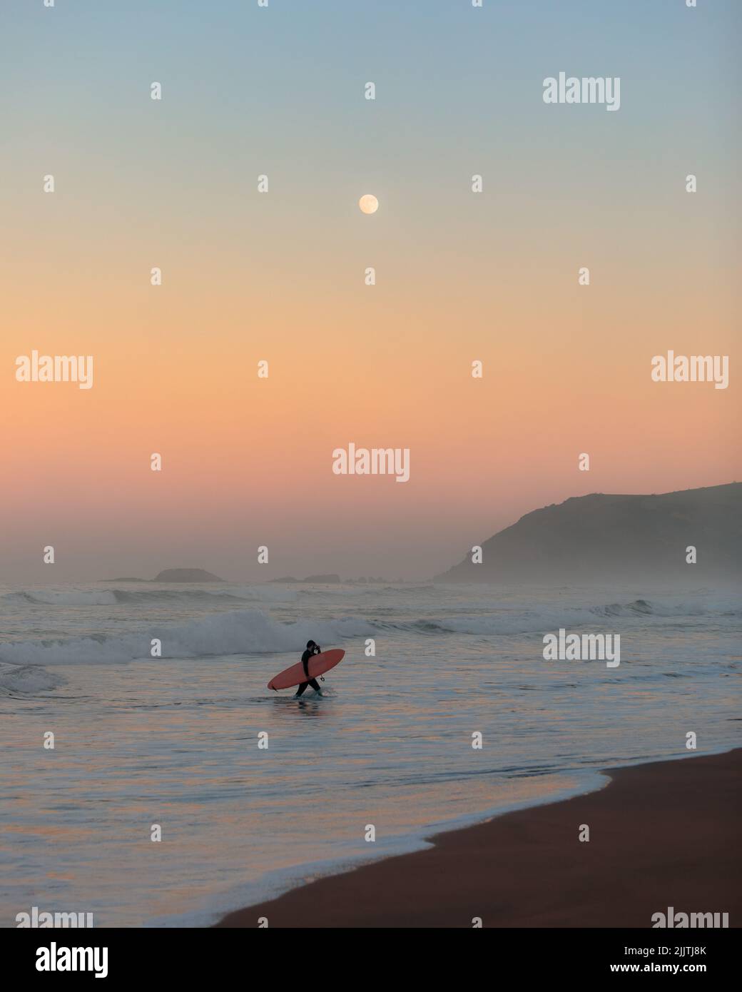 Sunset and surfer hi-res stock photography and images - Alamy