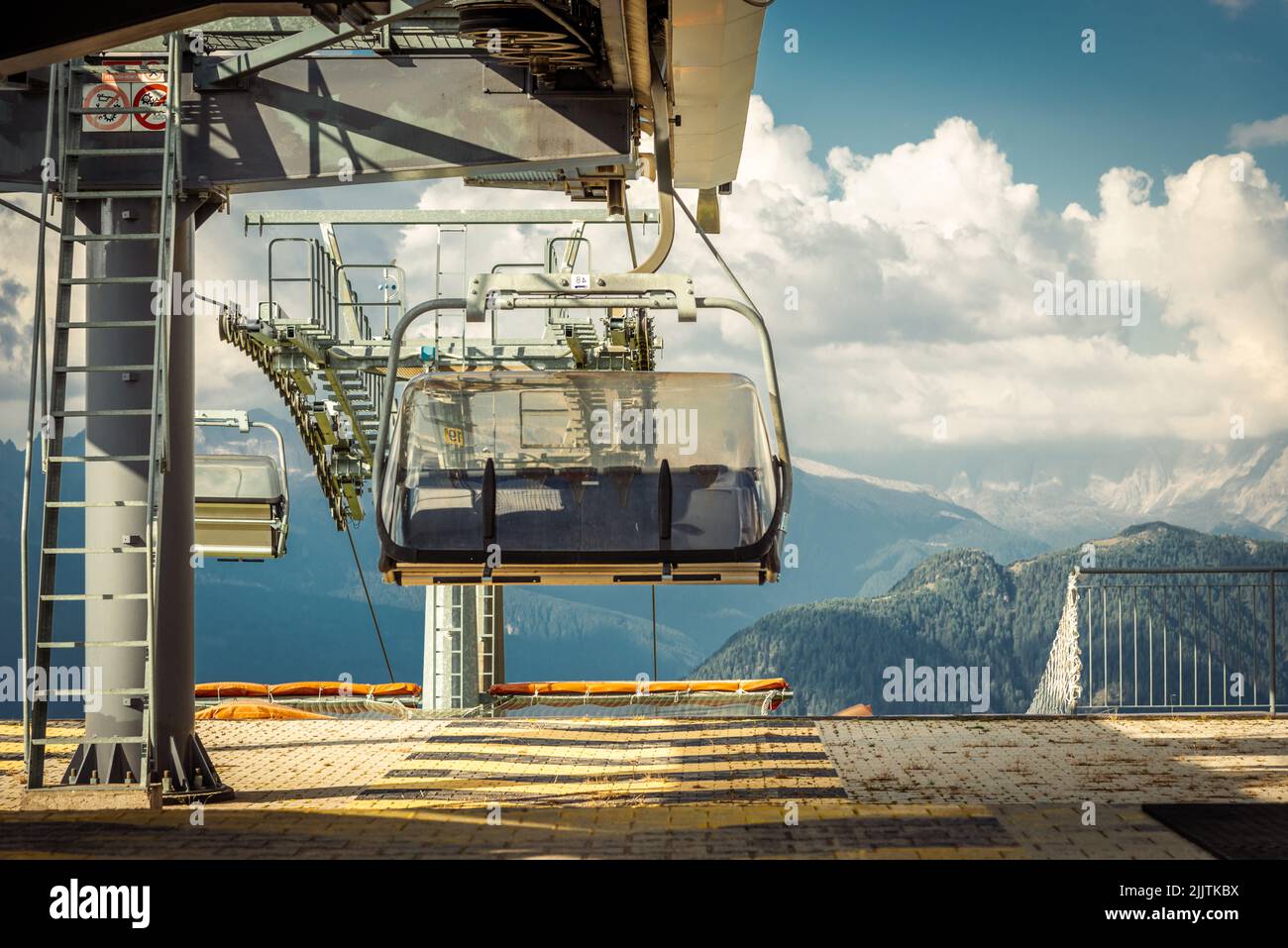 Gondola lift cabin hi-res stock photography and images - Alamy