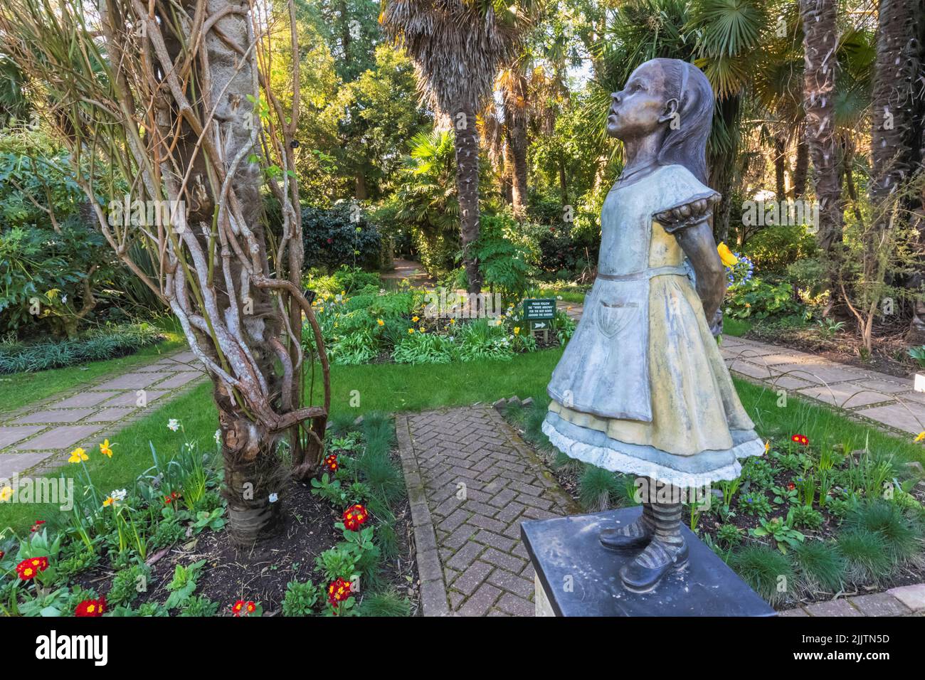 Statue of alice in wonderland hi-res stock photography and images - Alamy