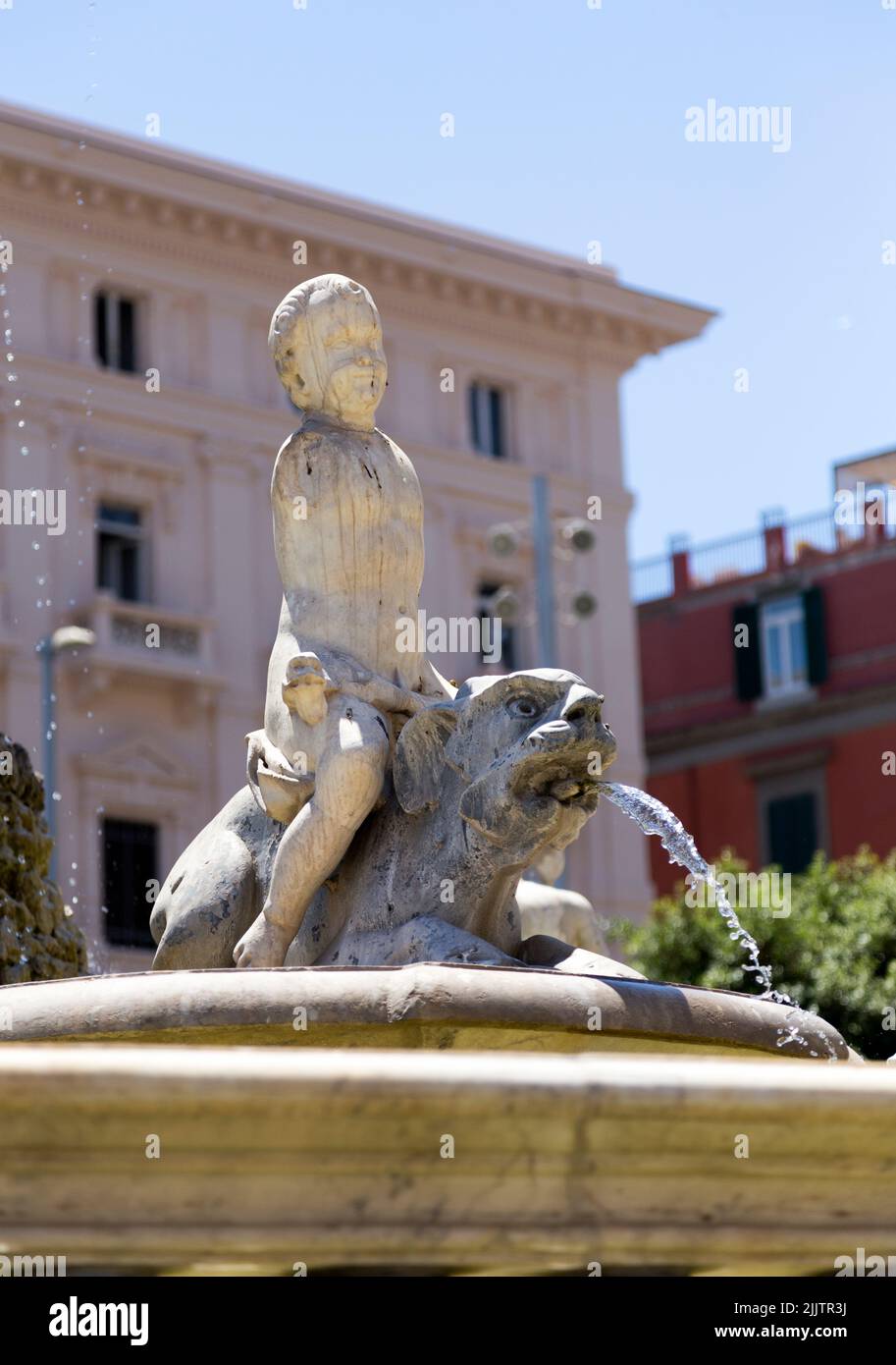 Fontaine de neptune hi-res stock photography and images - Alamy