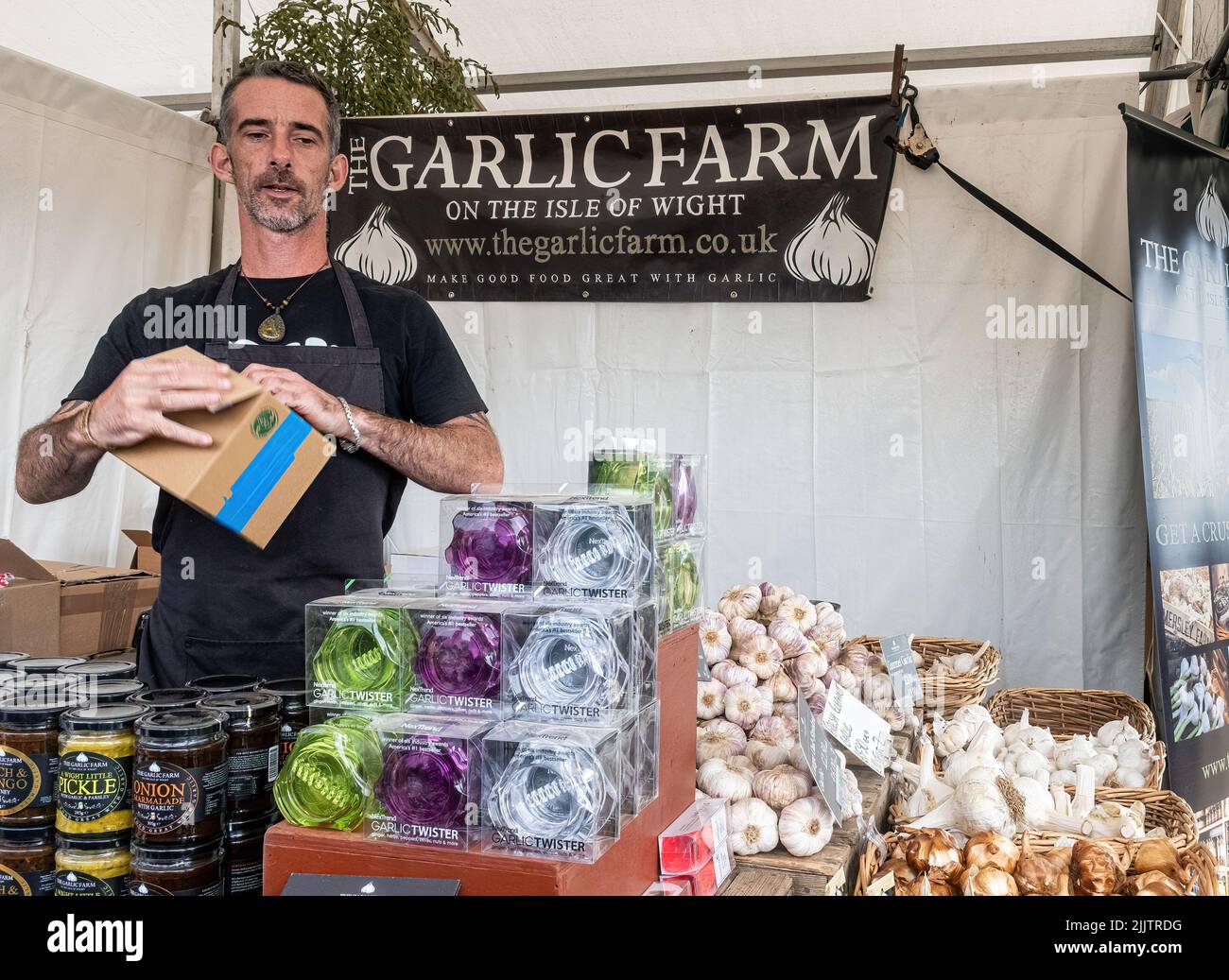 The garlic farm stall at the new forest show hi-res stock photography ...