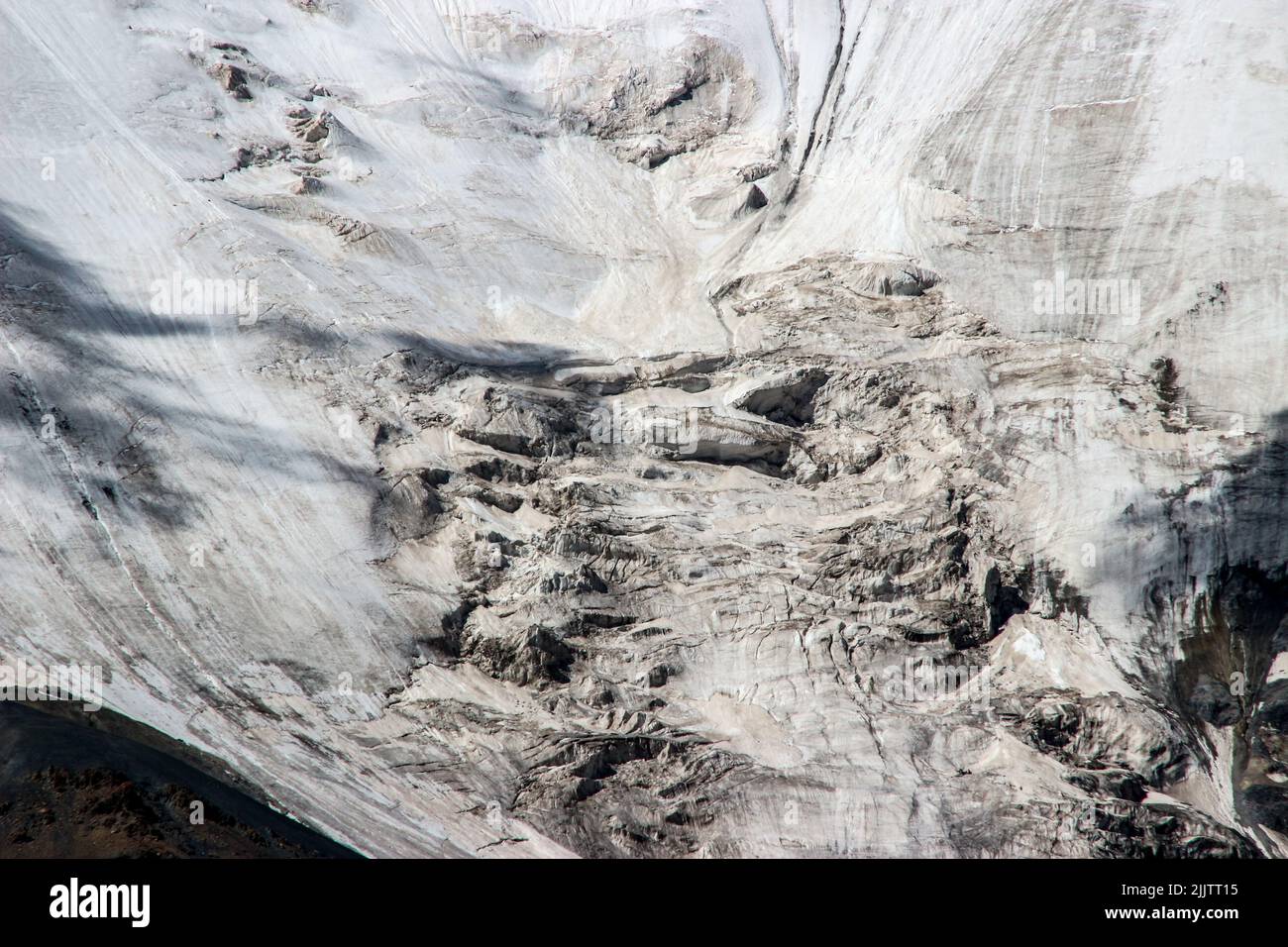 A mesmerizing view of Mount Everest covered in snow Stock Photo - Alamy