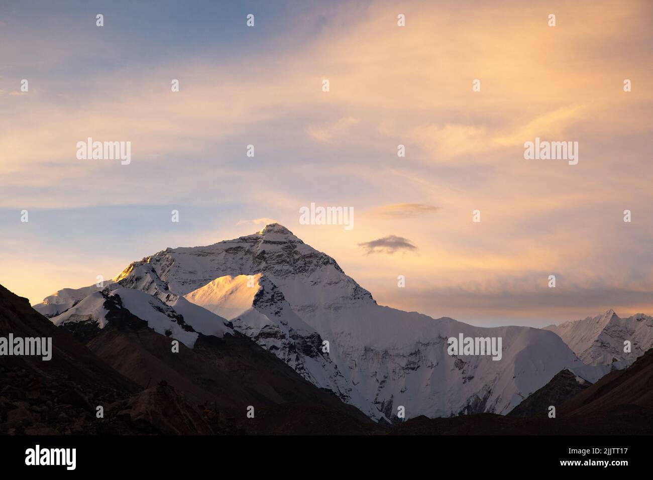 A mesmerizing view of Mount Everest at sunset Stock Photo - Alamy