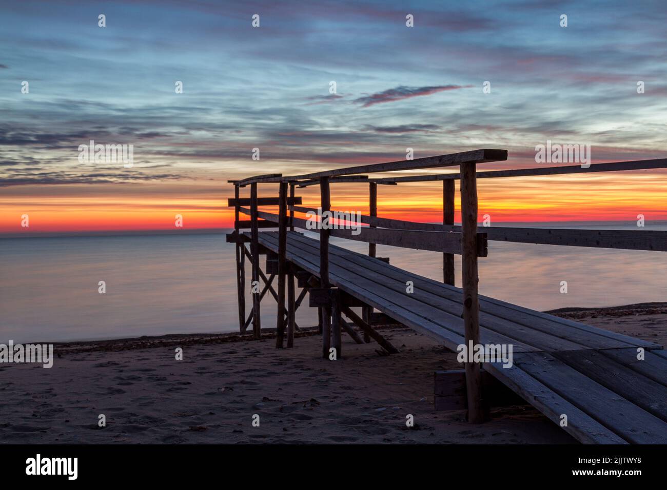 Wooden pier sunset seascape hi-res stock photography and images - Alamy