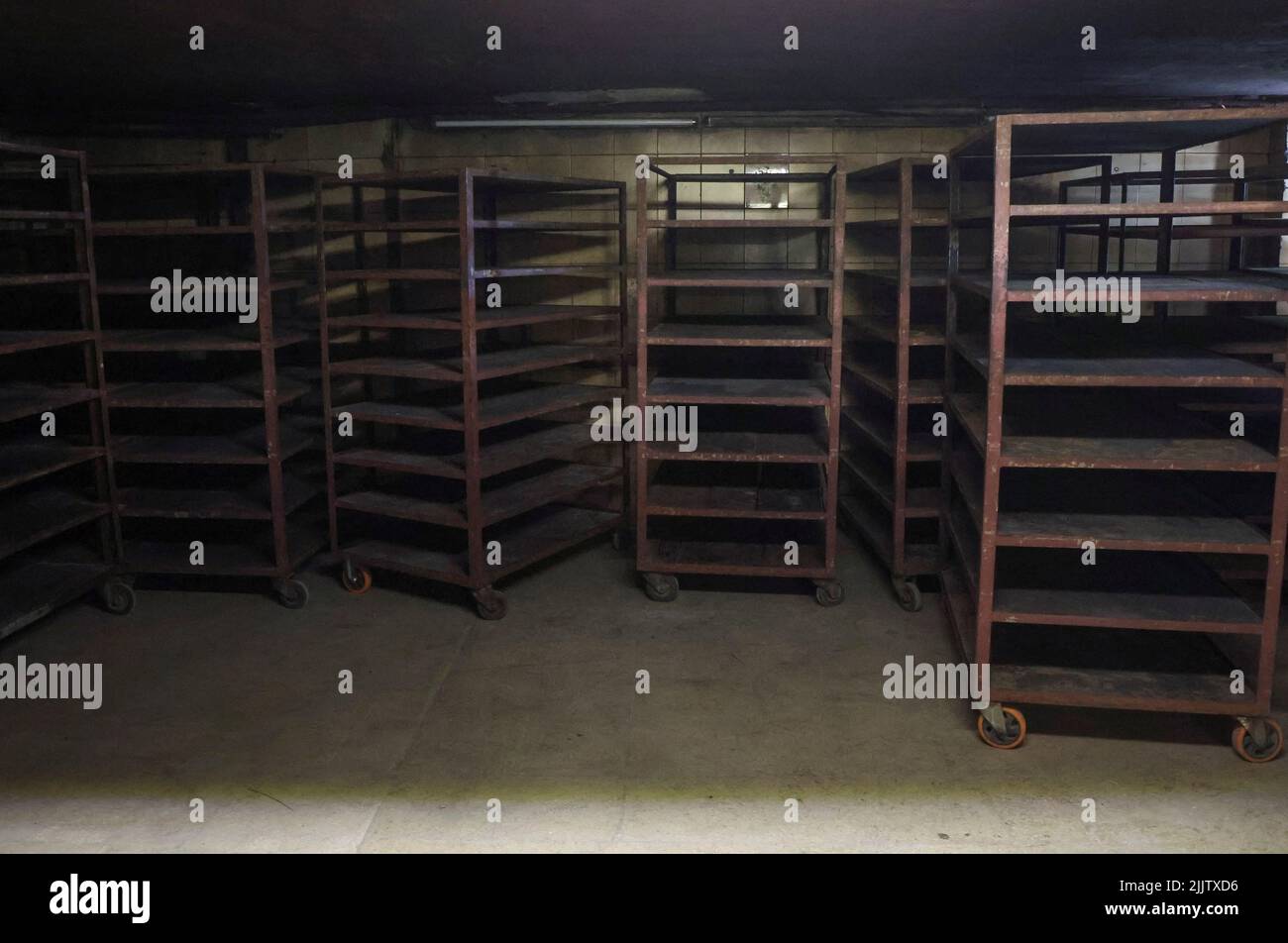 Bakery shelves empty hi-res stock photography and images - Alamy