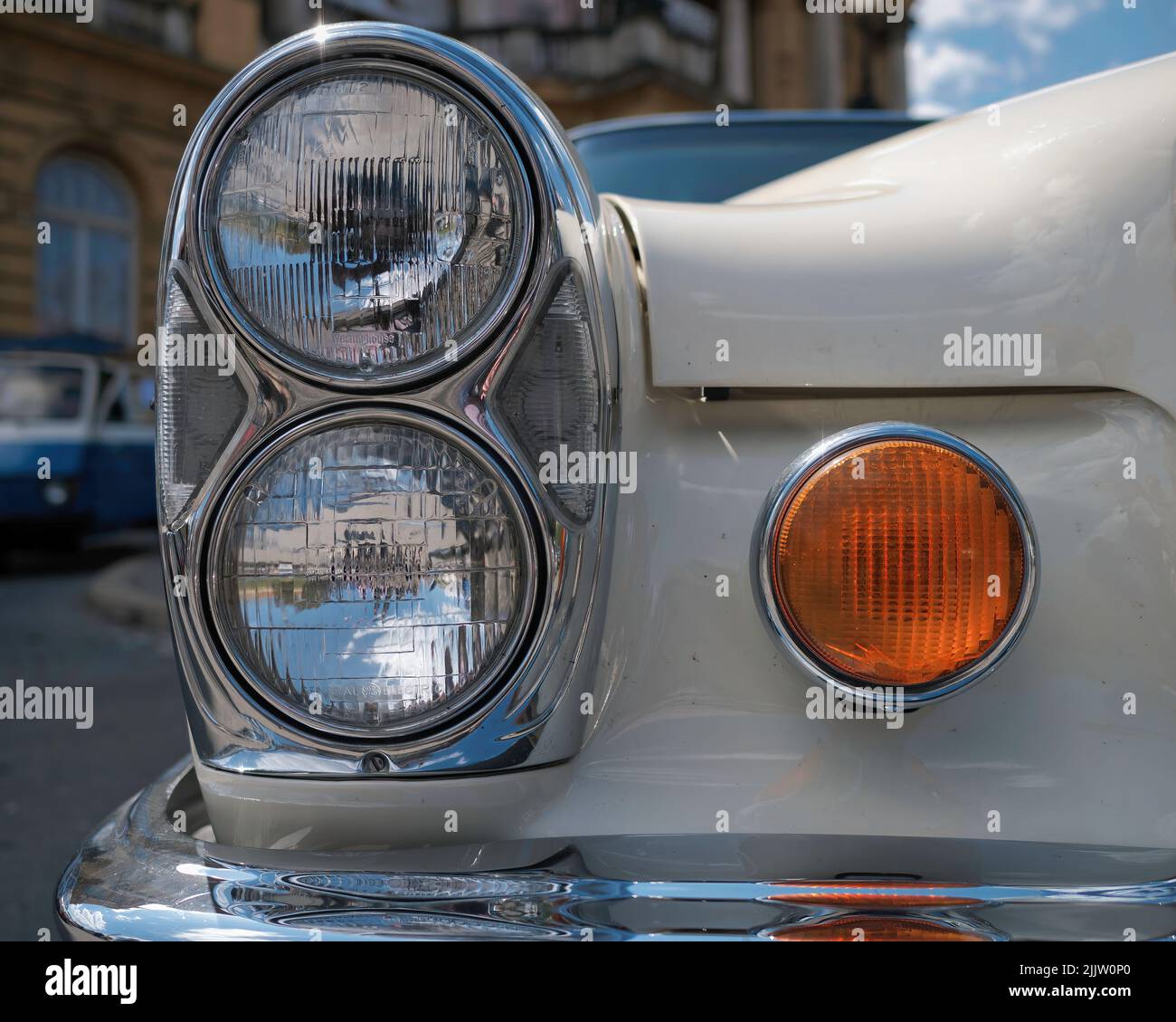 Mercedes headlights hi-res stock photography and images - Alamy