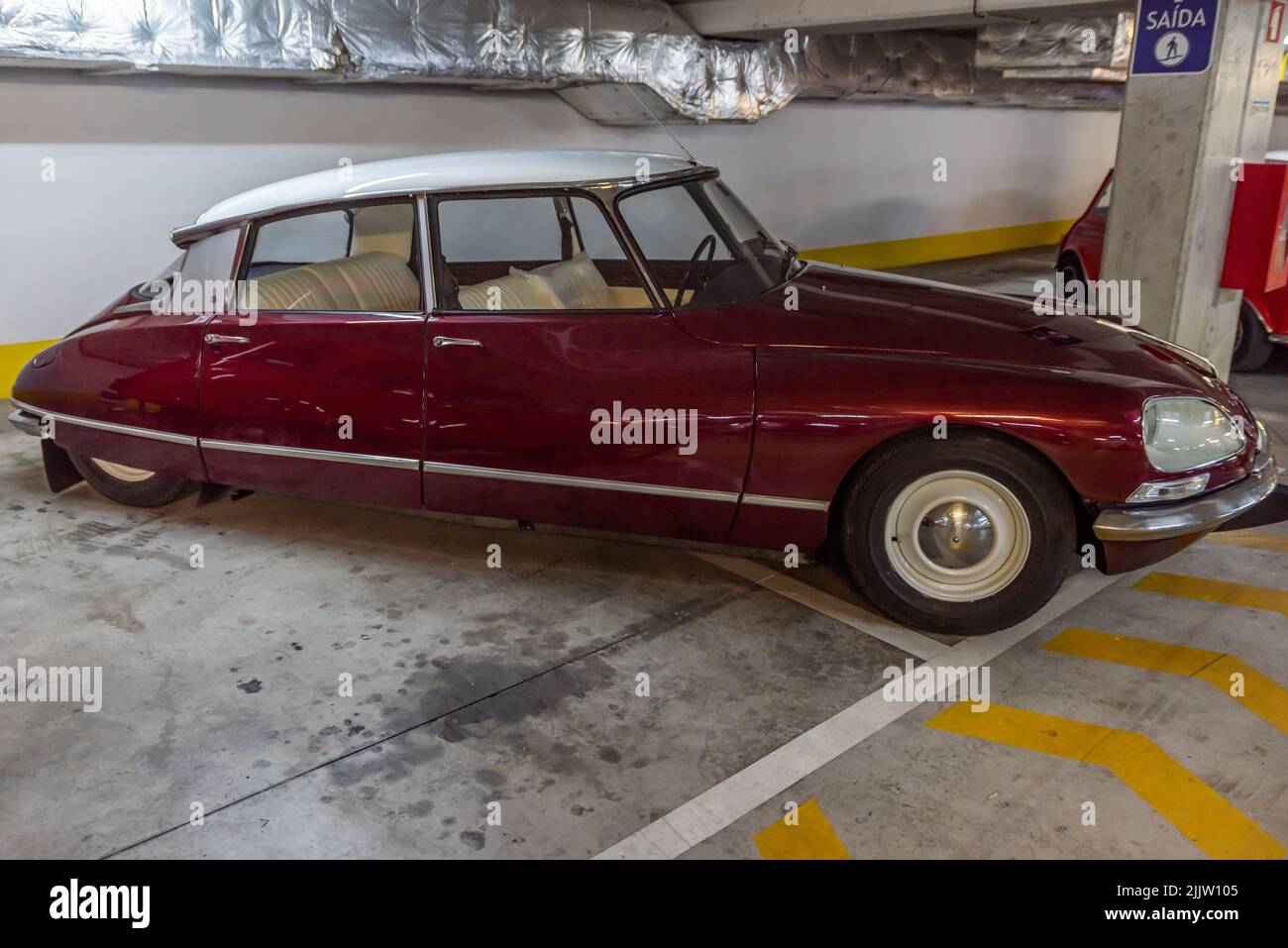 The View over the Citroen DS, better known in Portugal as a frog mouth ...