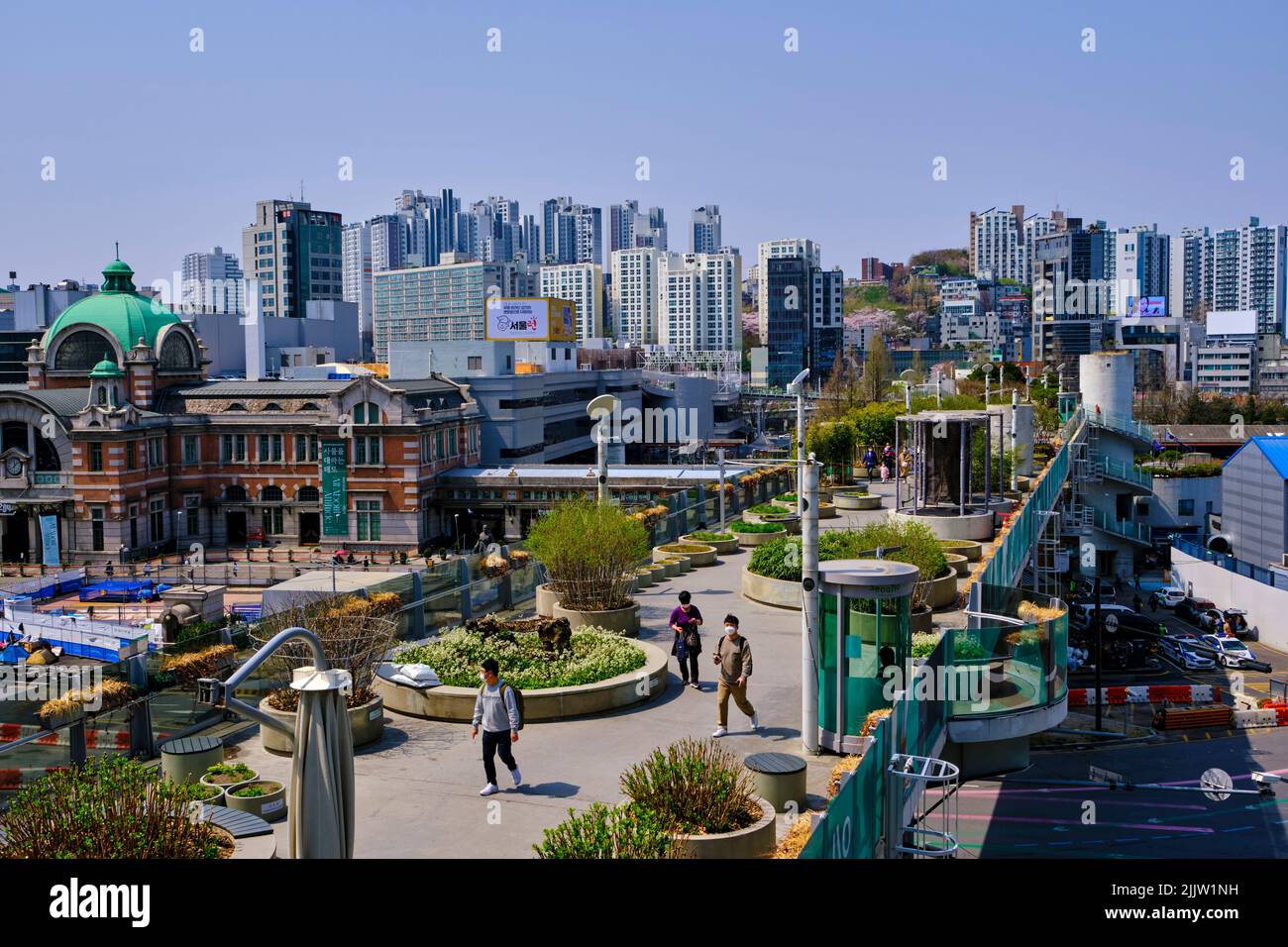 South Korea, Seoul, Jung-gu district, crossroads and hanging gardens at ...