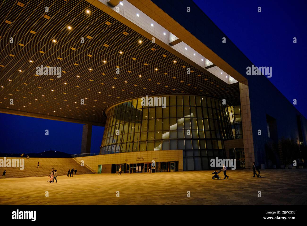 South Korea, Seoul, Yongsan-gu, National Museum housed in a building ...