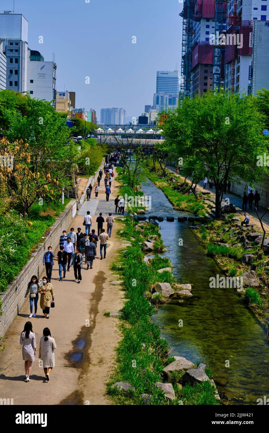 Cheonggyecheon river promenade seoul hi-res stock photography and ...