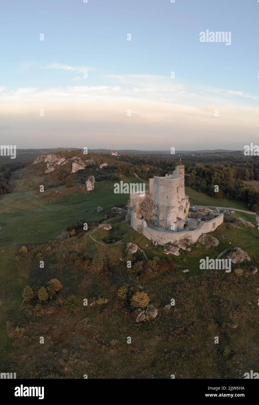An aerial view of castle ruins on top of a hill in the woods Stock ...