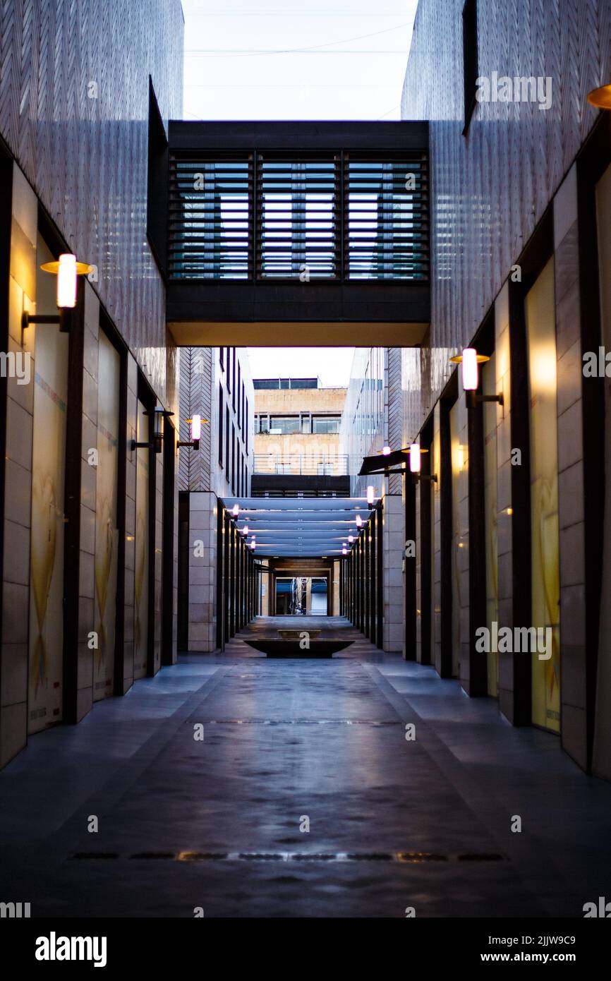 Walkway in between buildings hi-res stock photography and images - Alamy