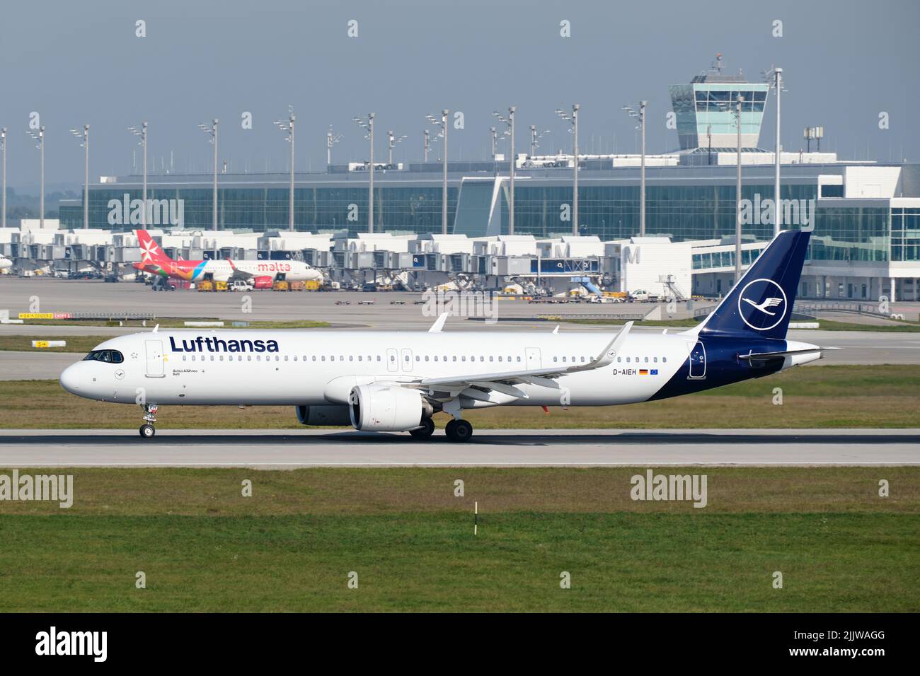 Departing Lufthansa Airbus A321 airplane in front of a passenger ...