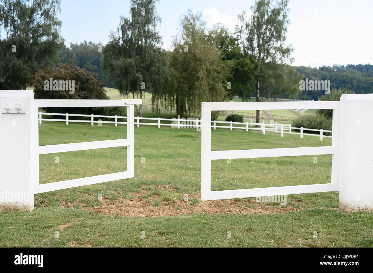 White gates hi-res stock photography and images - Alamy