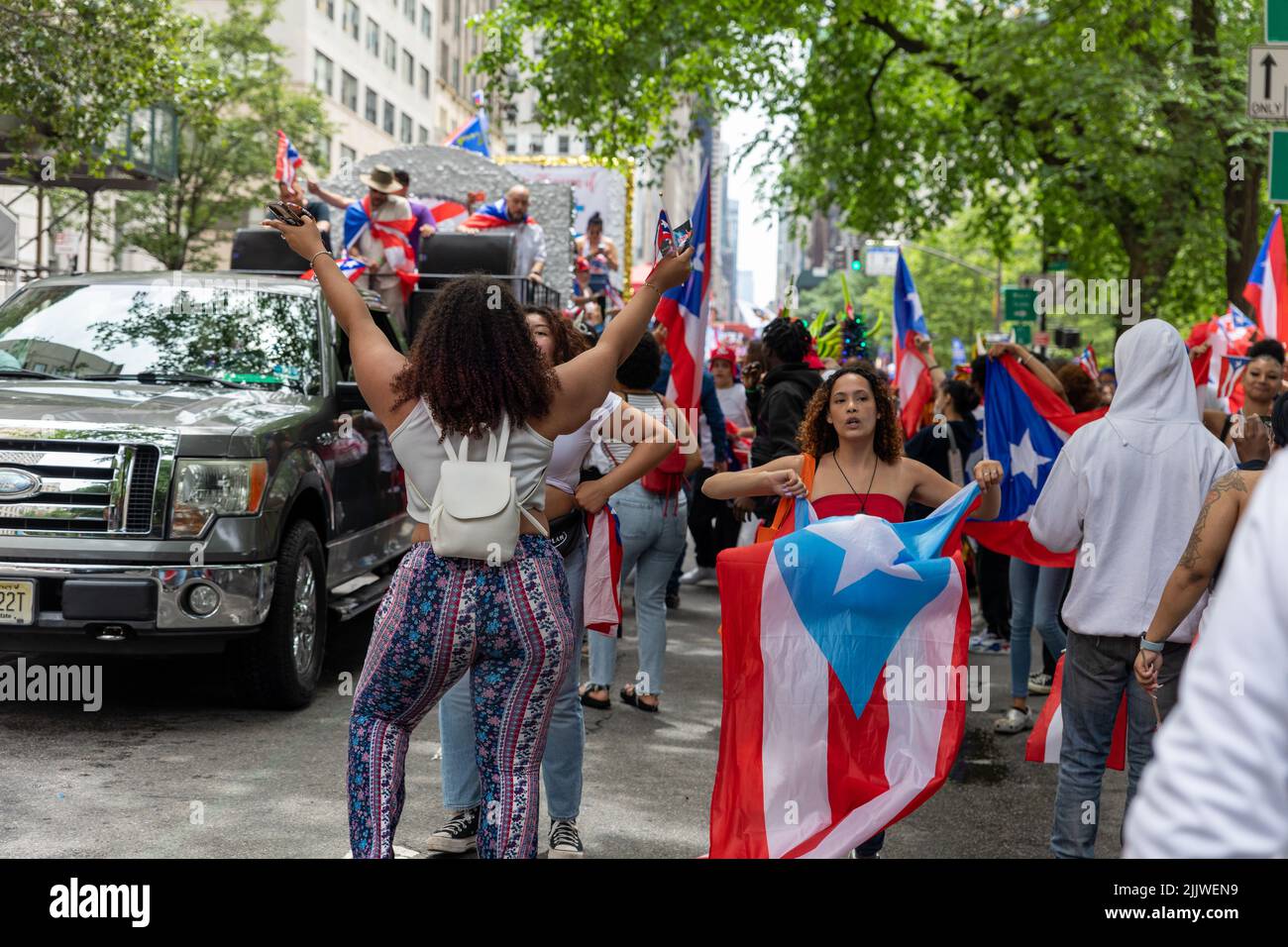 The large crowds of people in the streets of Manhattan celebrating the ...