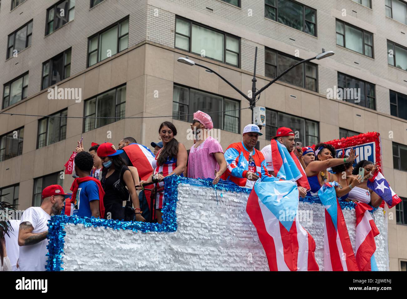 The large crowds of people in the streets of Manhattan celebrating the ...