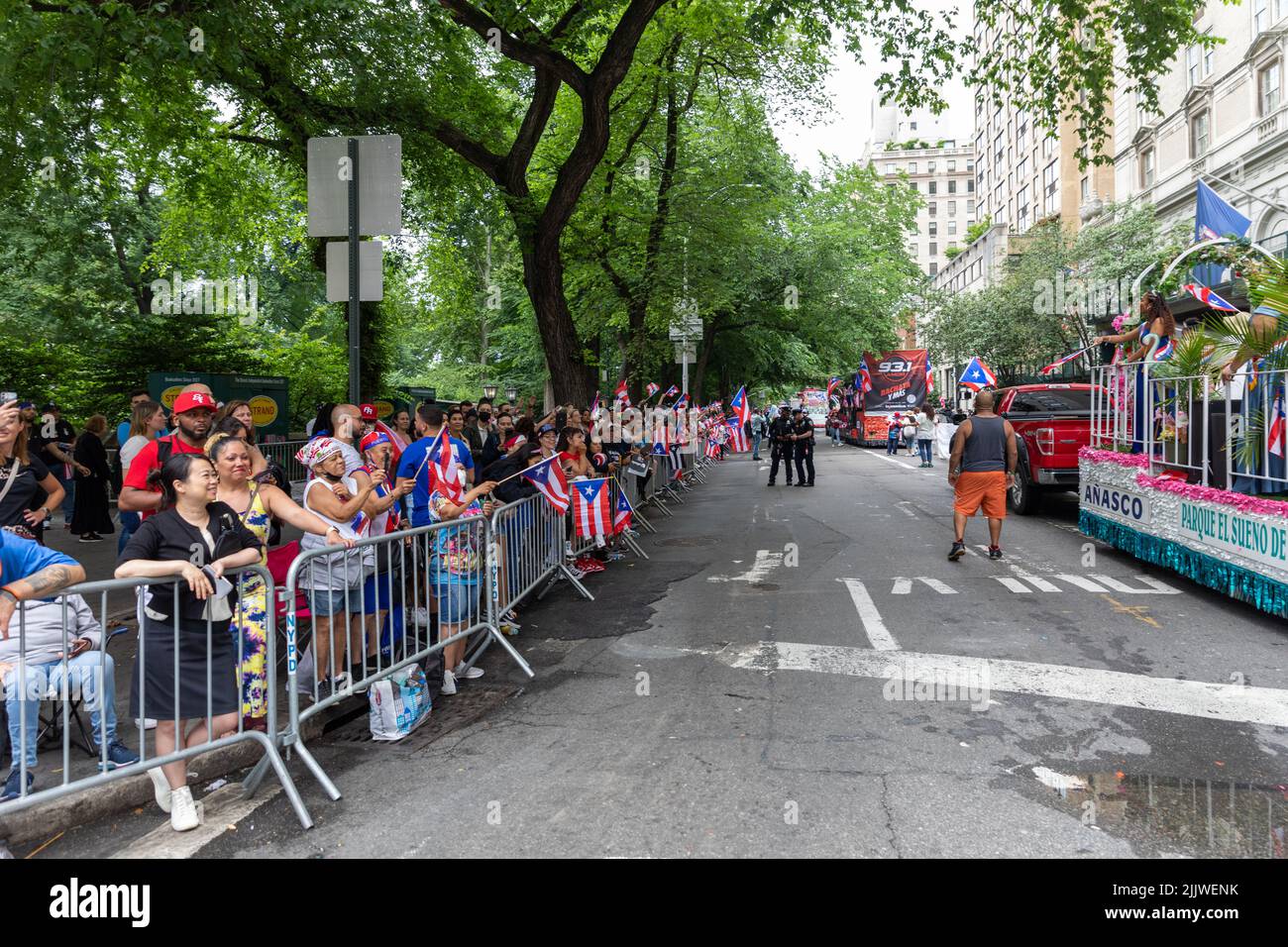 The large crowds of people in the streets of Manhattan celebrating the ...