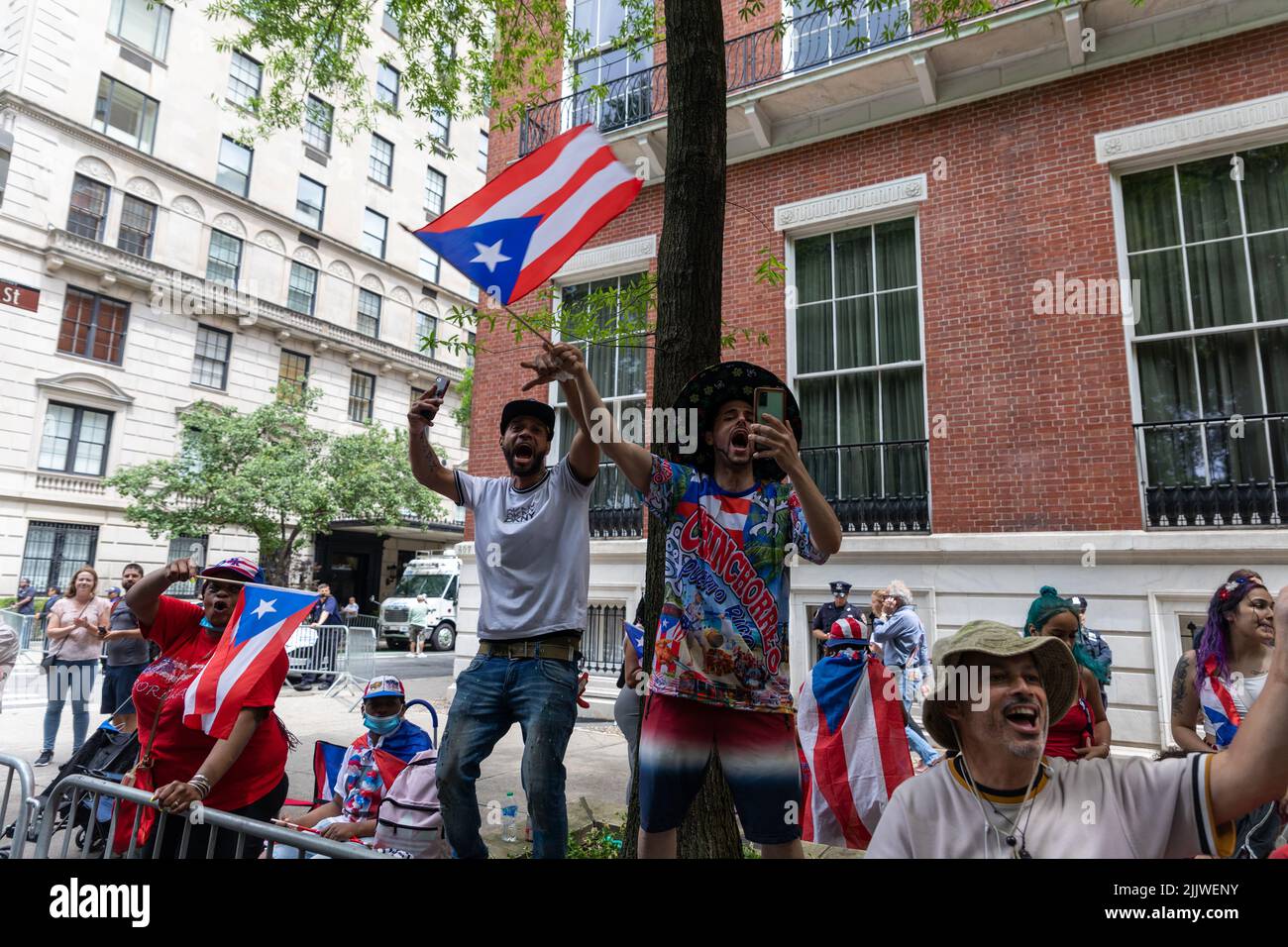 The large crowds of people in the streets of Manhattan celebrating the ...