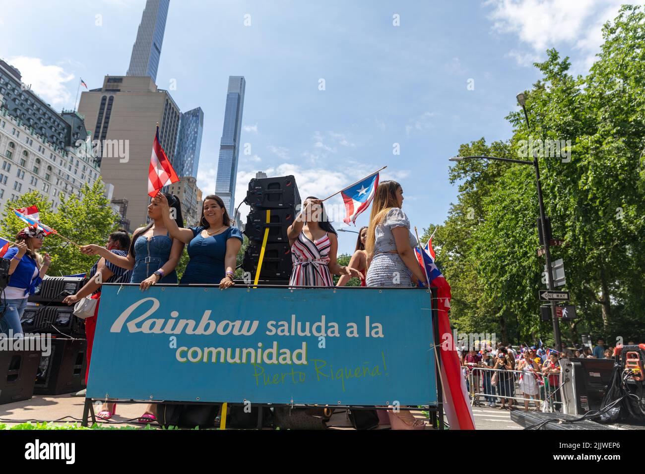 The large crowds of people in the streets of Manhattan celebrating the ...