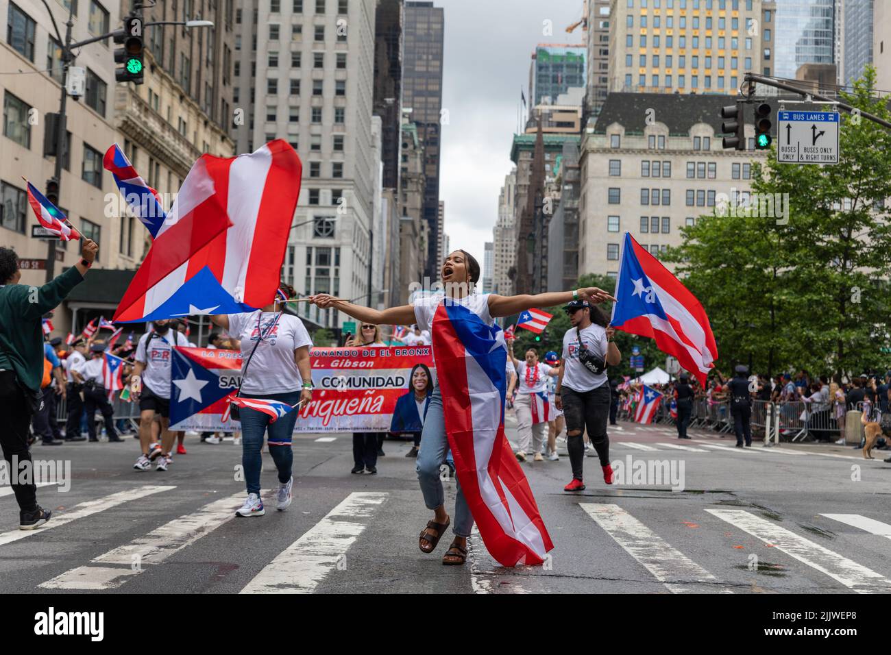 The large crowds of people in the streets of Manhattan celebrating the ...
