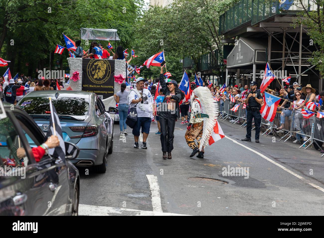 The large crowds of people in the streets of Manhattan celebrating the ...
