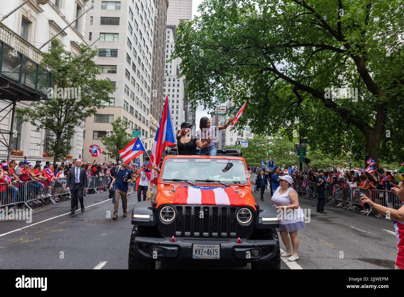The large crowds of people in the streets of Manhattan celebrating the ...