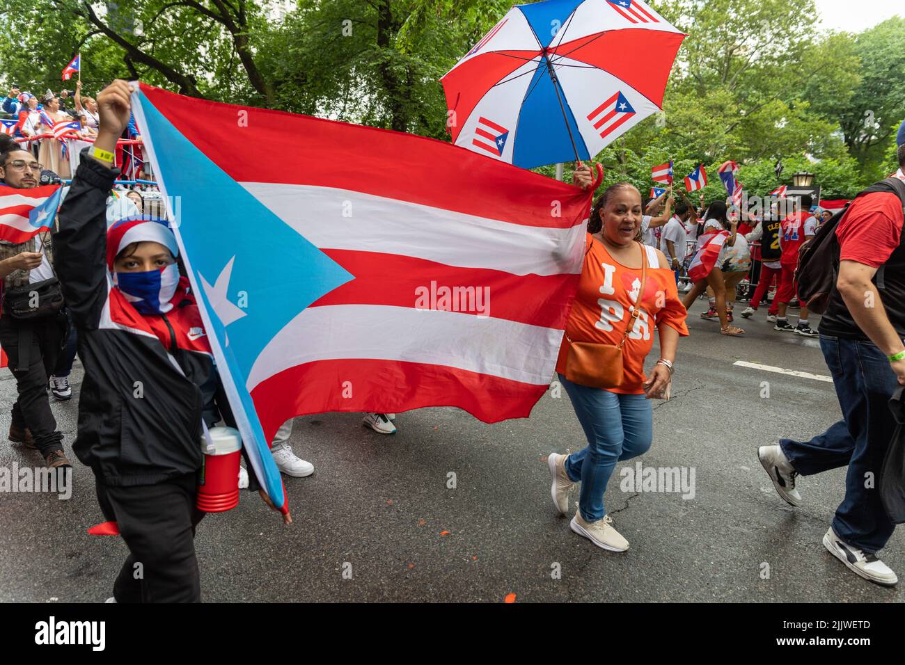 The large crowds of people in the streets of Manhattan celebrating the ...