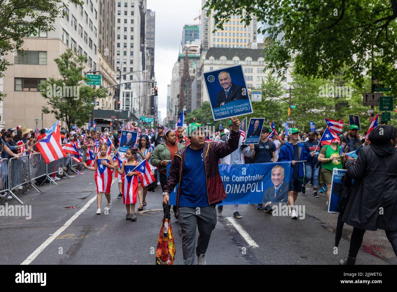 The large crowds of people in the streets of Manhattan celebrating the ...