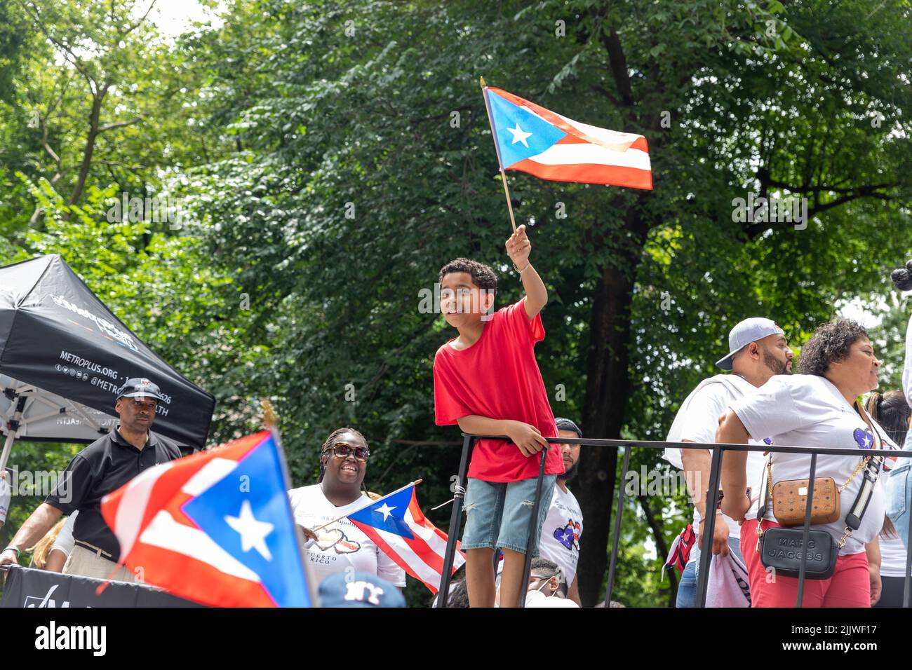 The large crowds of people in the streets of Manhattan celebrating the ...