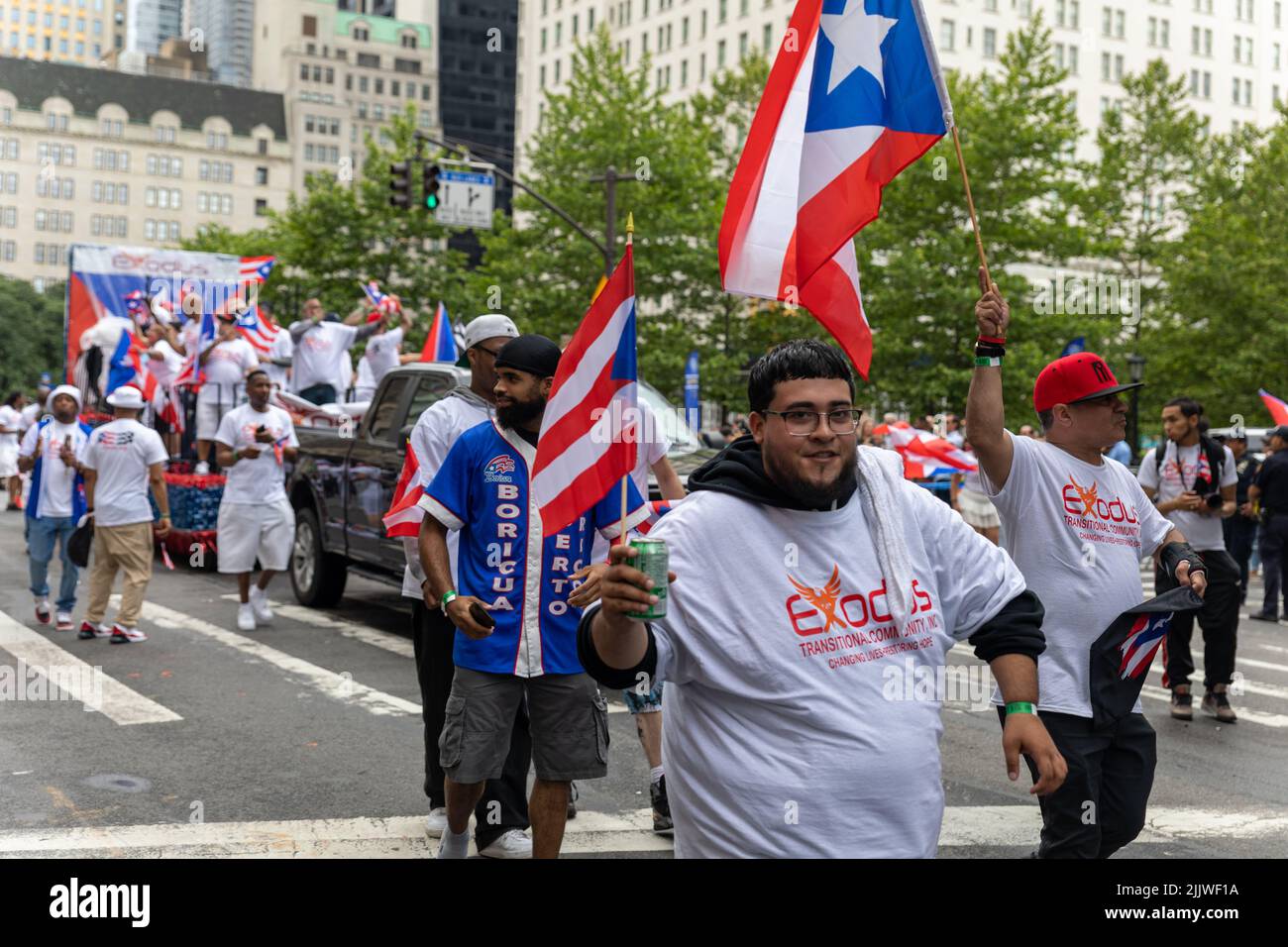 The large crowds of people in the streets of Manhattan celebrating the ...