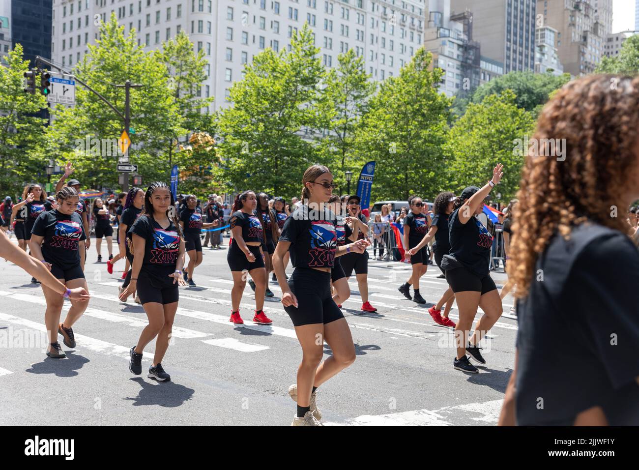 The large crowds of people in the streets of Manhattan dancing and ...