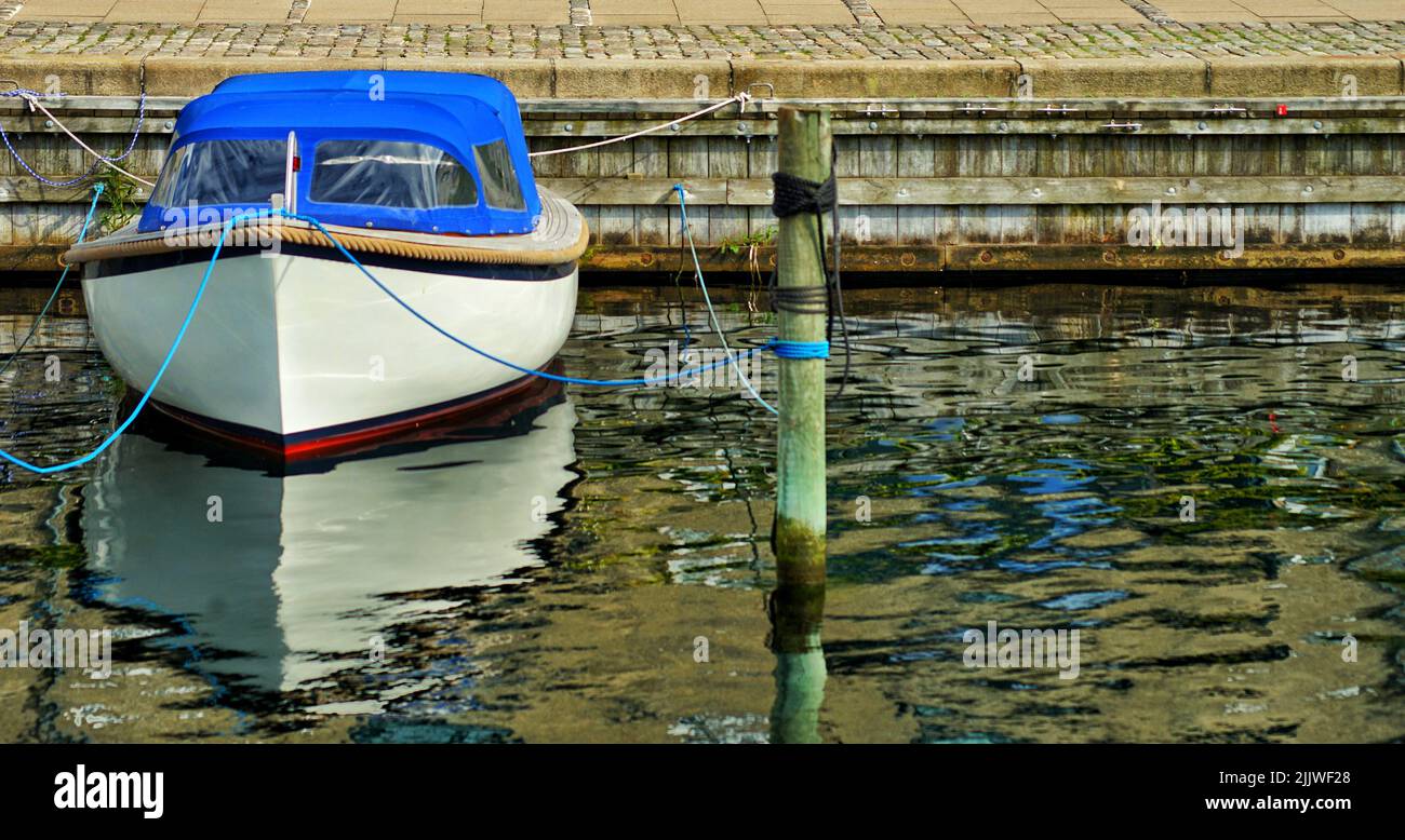 A white boat hi-res stock photography and images - Alamy