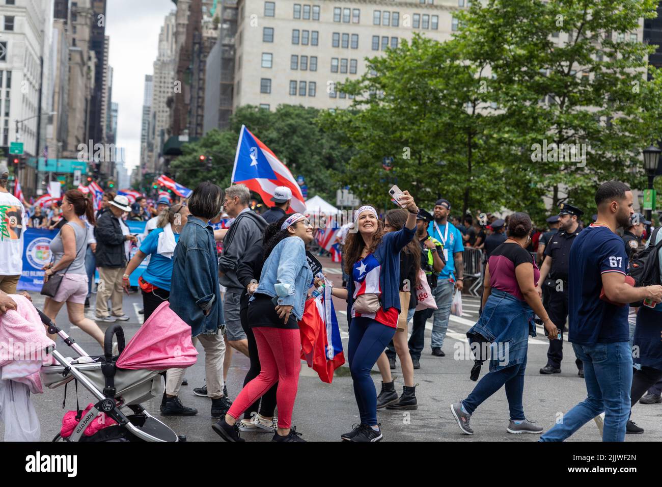 The large crowds of people in the streets of Manhattan celebrating the ...