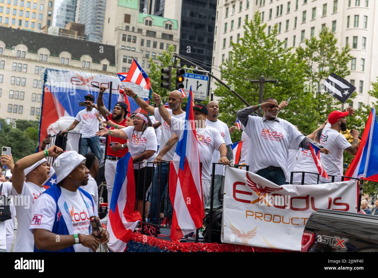 The large crowds of people in the streets of Manhattan celebrating the ...