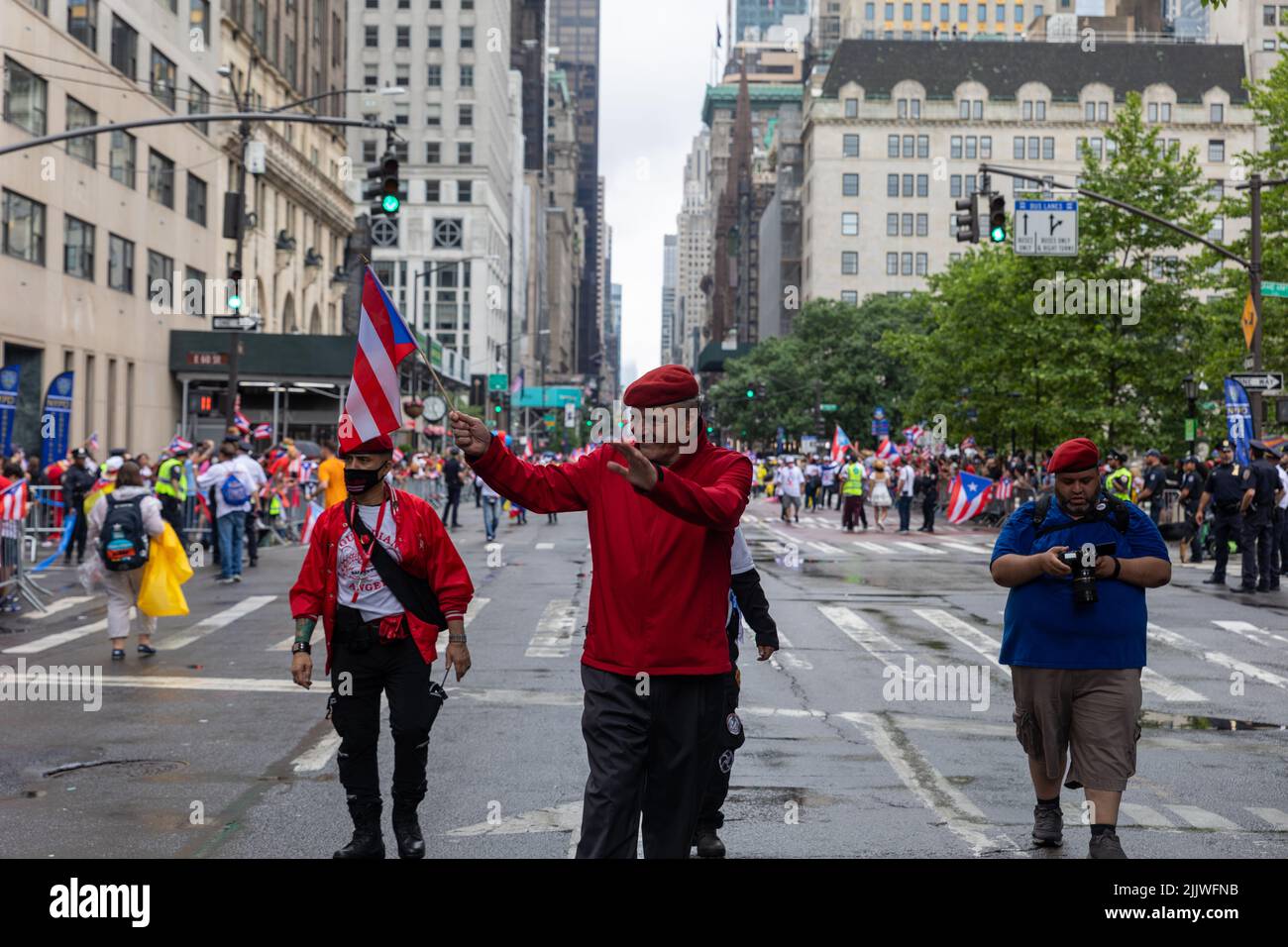 The large crowds of people in the streets of Manhattan celebrating the ...