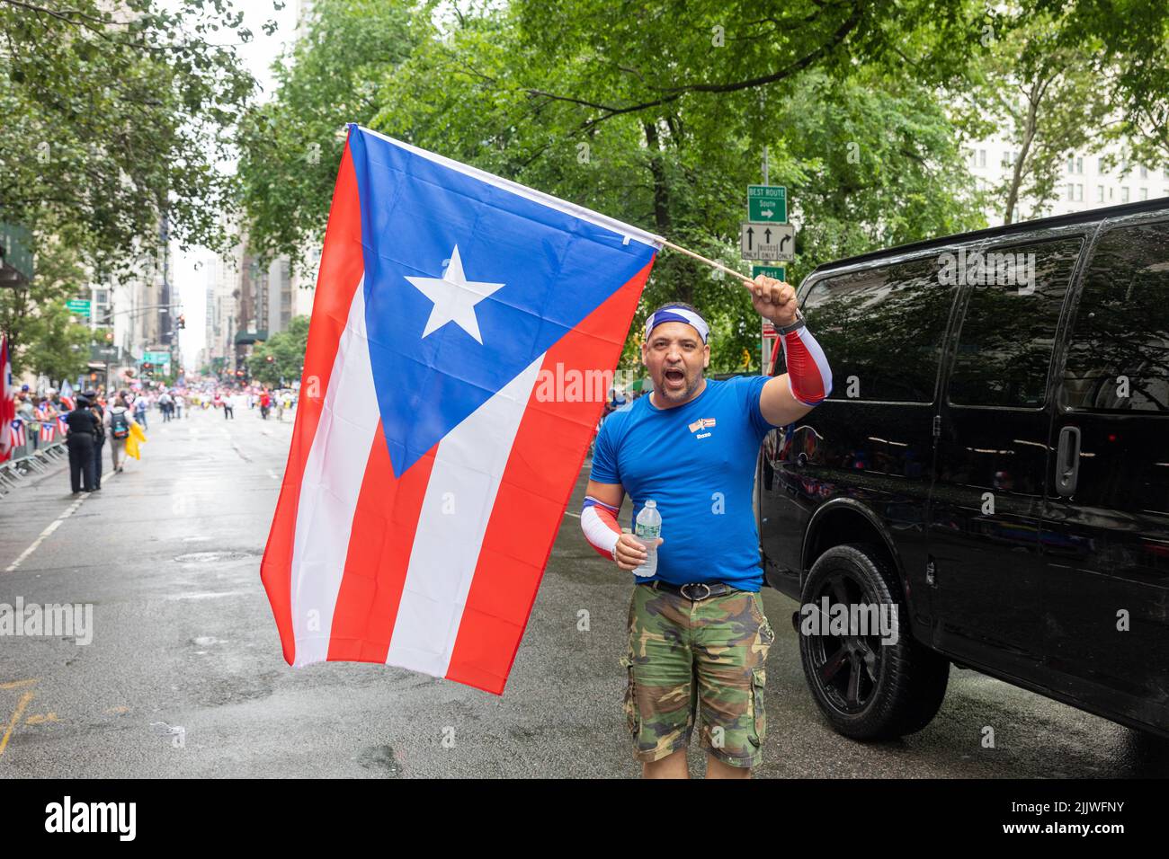 The large crowds of people in the streets of Manhattan celebrating the ...