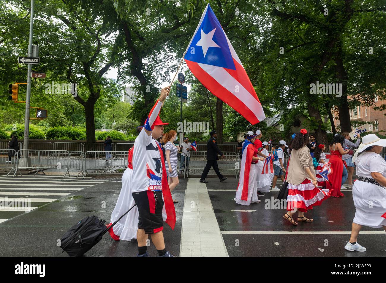 The large crowds of people in the streets of Manhattan celebrating the ...